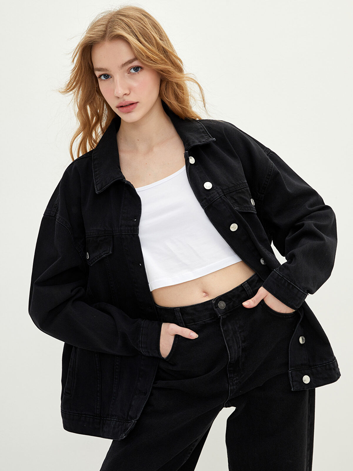 Önden Düğme Kapamalı Düz Uzun Kollu Cep Detaylı Oversize Kadın Rodeo Jean Ceket Önden Düğme Kapamalı Düz Uzun Kollu Cep Detaylı Oversize Kadın Rodeo Jean Ceket