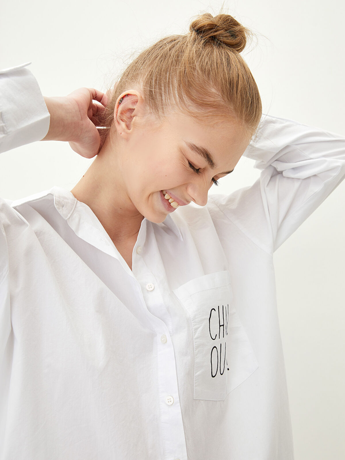 LCW CASUAL Önden Düğme Kapamalı Yazı Baskılı Uzun Kollu Poplin Kadın Gömlek LCW CASUAL Önden Düğme Kapamalı Yazı Baskılı Uzun Kollu Poplin Kadın Gömlek