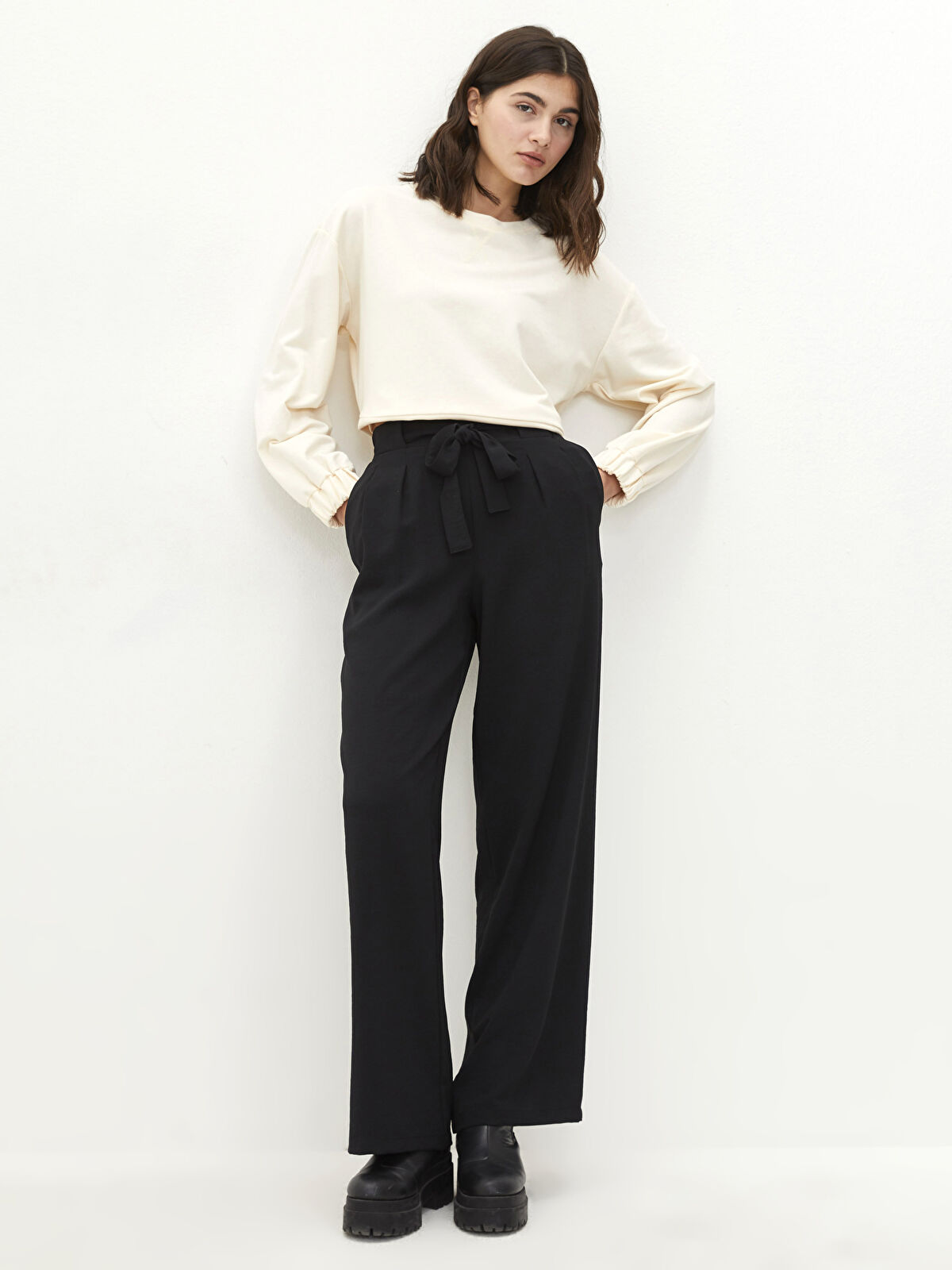 LCW CASUAL Beli Lastikli Bağlama Detaylı Gabardin Kumaş Kadın Pantolon