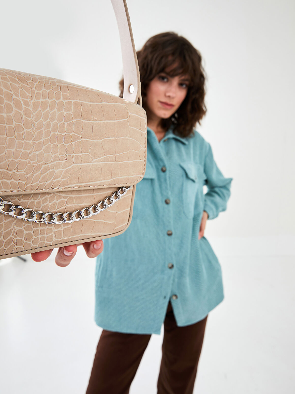 Deri Görünümlü Kendinden Desenli Zincir Detaylı Kadın Baget Çanta