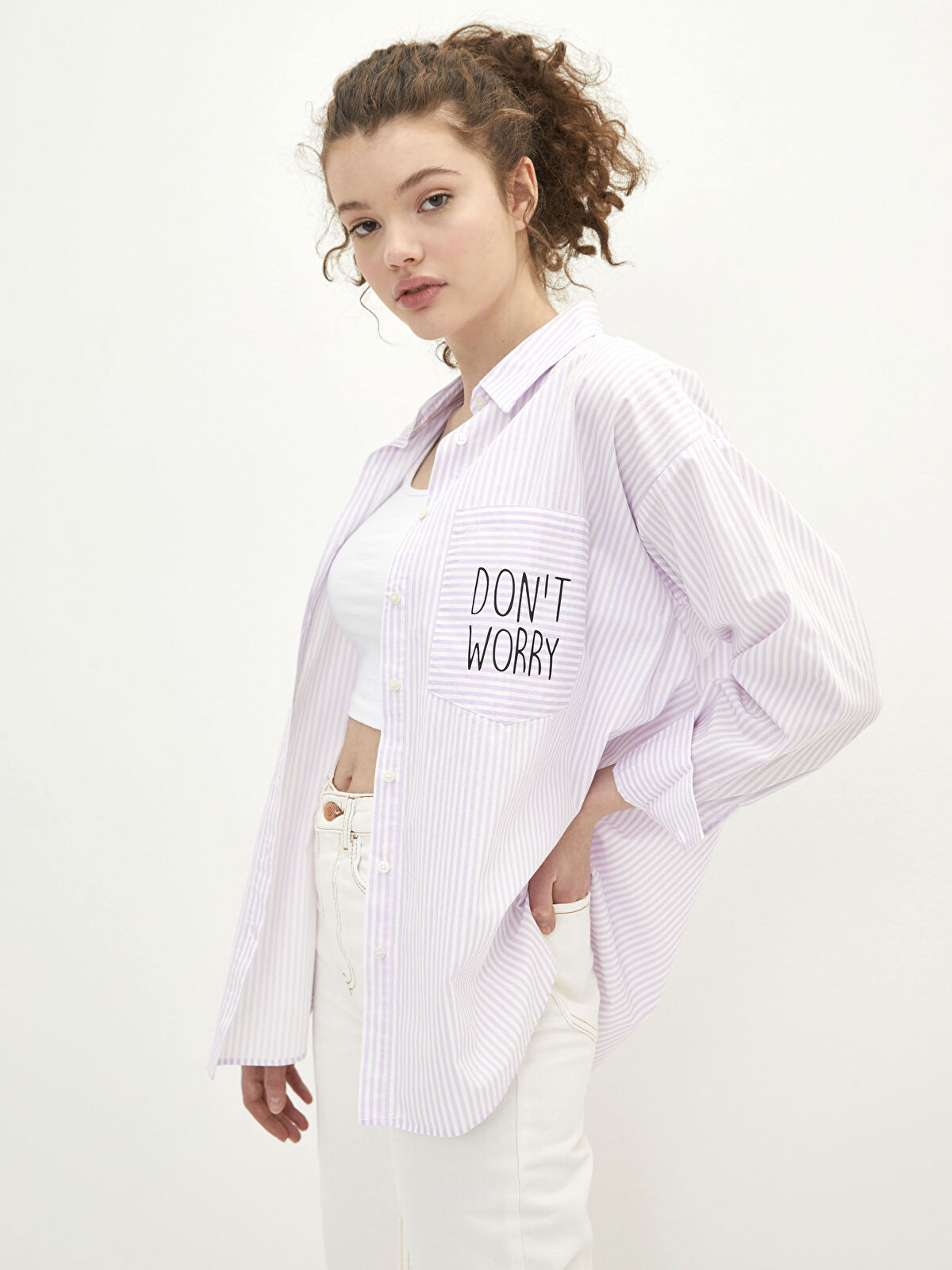 LCW CASUAL Önden Düğme Kapamalı Yazı Baskılı Uzun Kollu Poplin Kadın Gömlek LCW CASUAL Önden Düğme Kapamalı Yazı Baskılı Uzun Kollu Poplin Kadın Gömlek