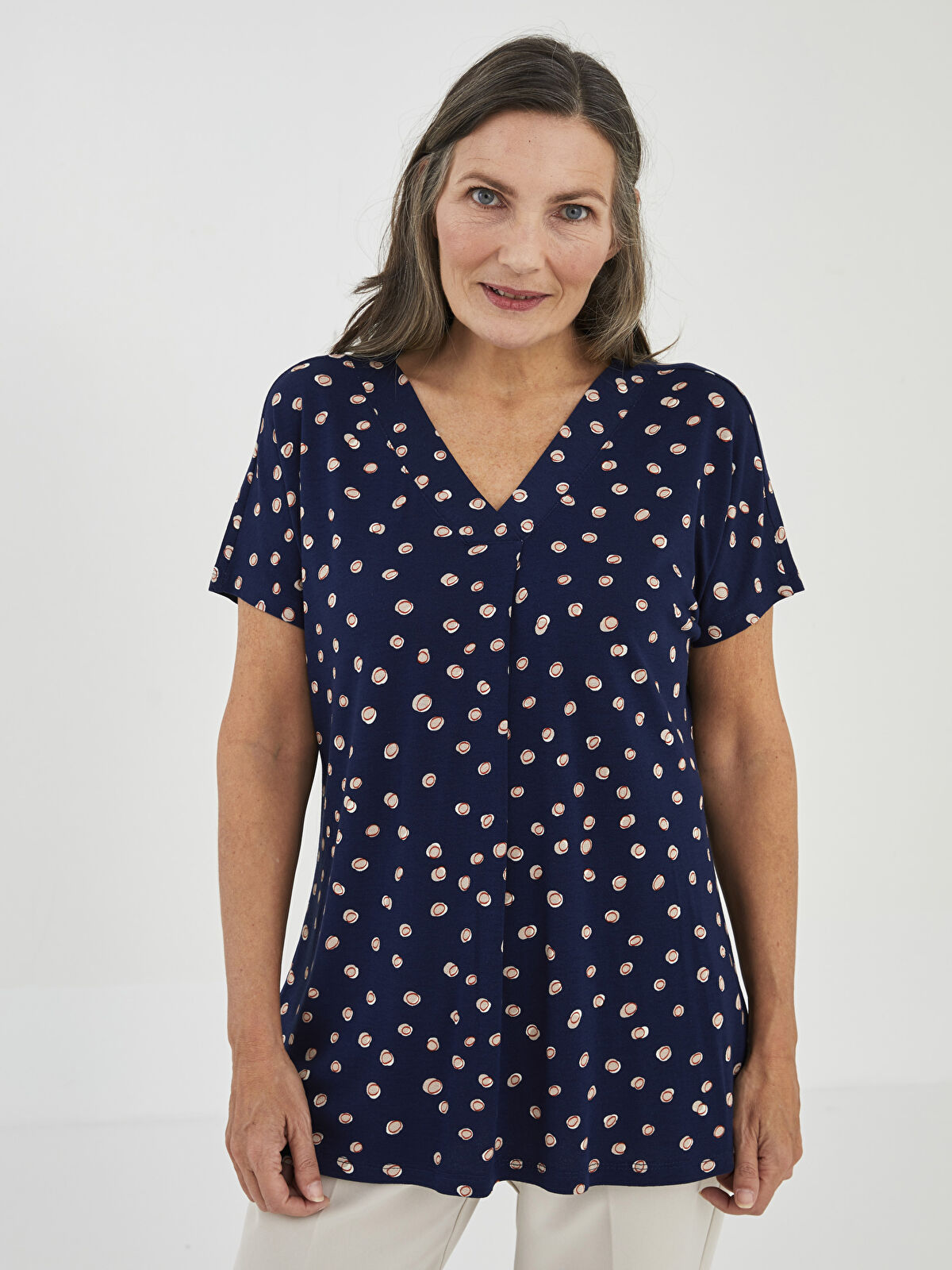 LCW GRACE V Yaka Desenli Kısa Kollu Krep Kumaş Kadın Bluz