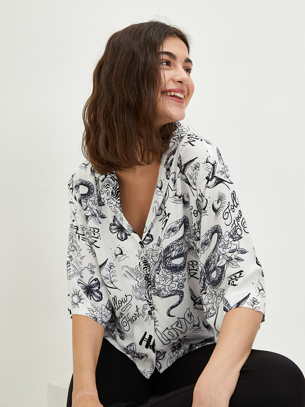 LCW CASUAL Ceket Yaka Baskılı Kısa Kollu Viskon Kadın Gömlek