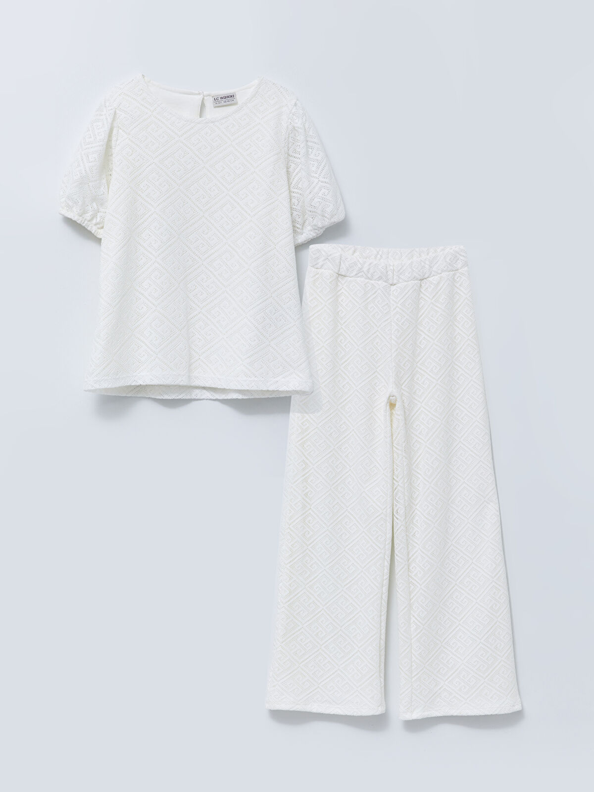 Bisiklet Yaka Kendinden Desenli Kısa Kollu Dantel Detaylı Kız Çocuk Bluz ve Pantolon Bisiklet Yaka Kendinden Desenli Kısa Kollu Dantel Detaylı Kız Çocuk Bluz ve Pantolon