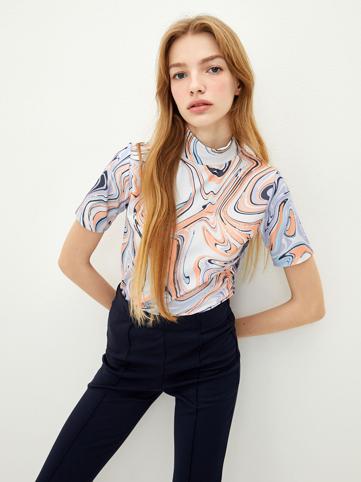 LCW CASUAL Dik Yaka Desenli Kısa Kollu Dalgıç Kumaş Kadın Tişört LCW CASUAL Dik Yaka Desenli Kısa Kollu Dalgıç Kumaş Kadın Tişört