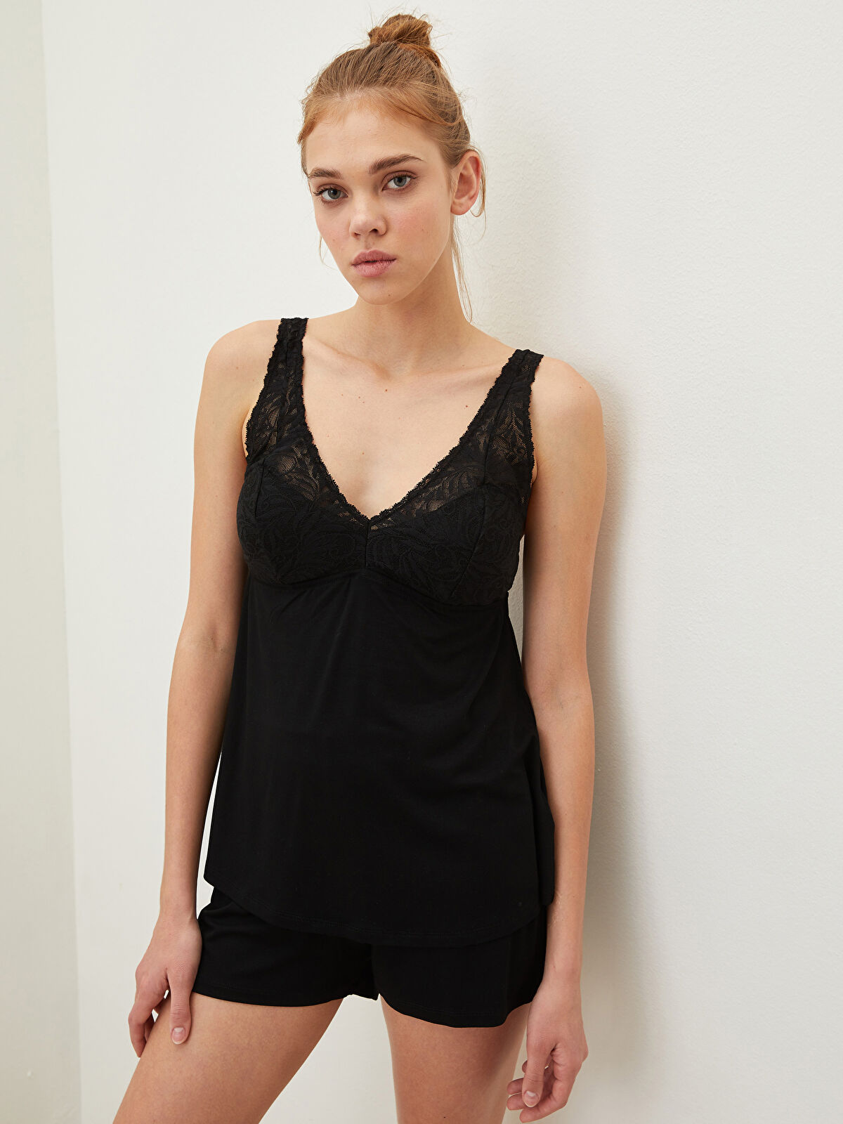 LCW DREAM V Yaka Dantelli Askılı Kadın Pijama Takımı