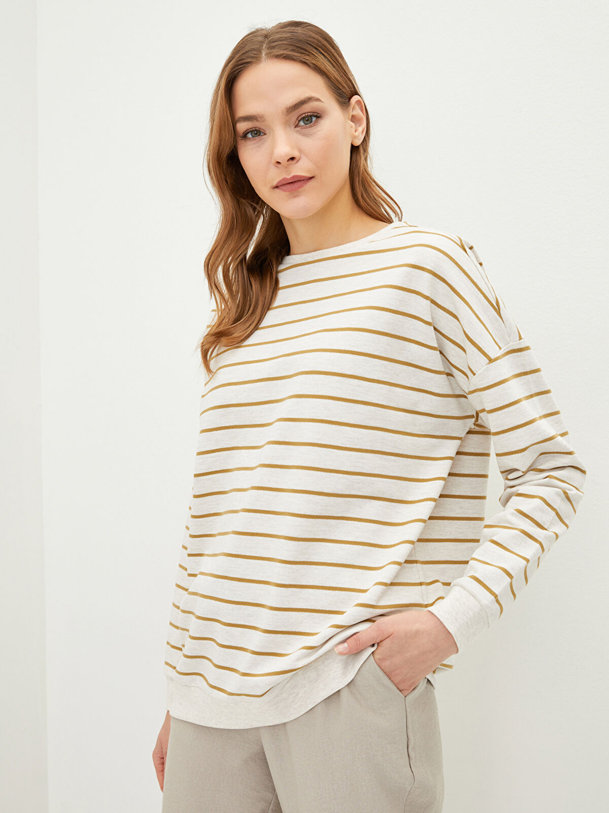 LCW BASIC Bisiklet Yaka Çizgili Uzun Kollu Oversize Kadın Sweatshirt LCW BASIC Bisiklet Yaka Çizgili Uzun Kollu Oversize Kadın Sweatshirt