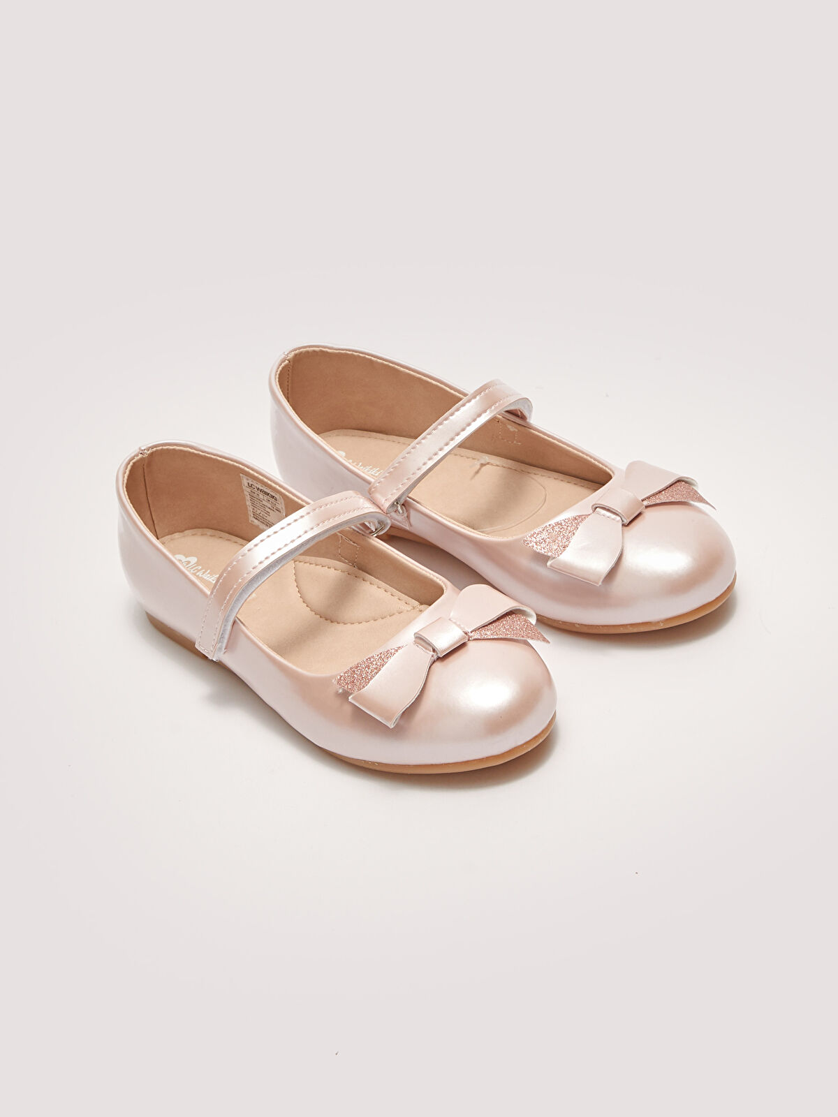 Parlak Deri Görünümlü Fiyonk Detaylı Cırt Cırtlı Kız Çocuk Babet