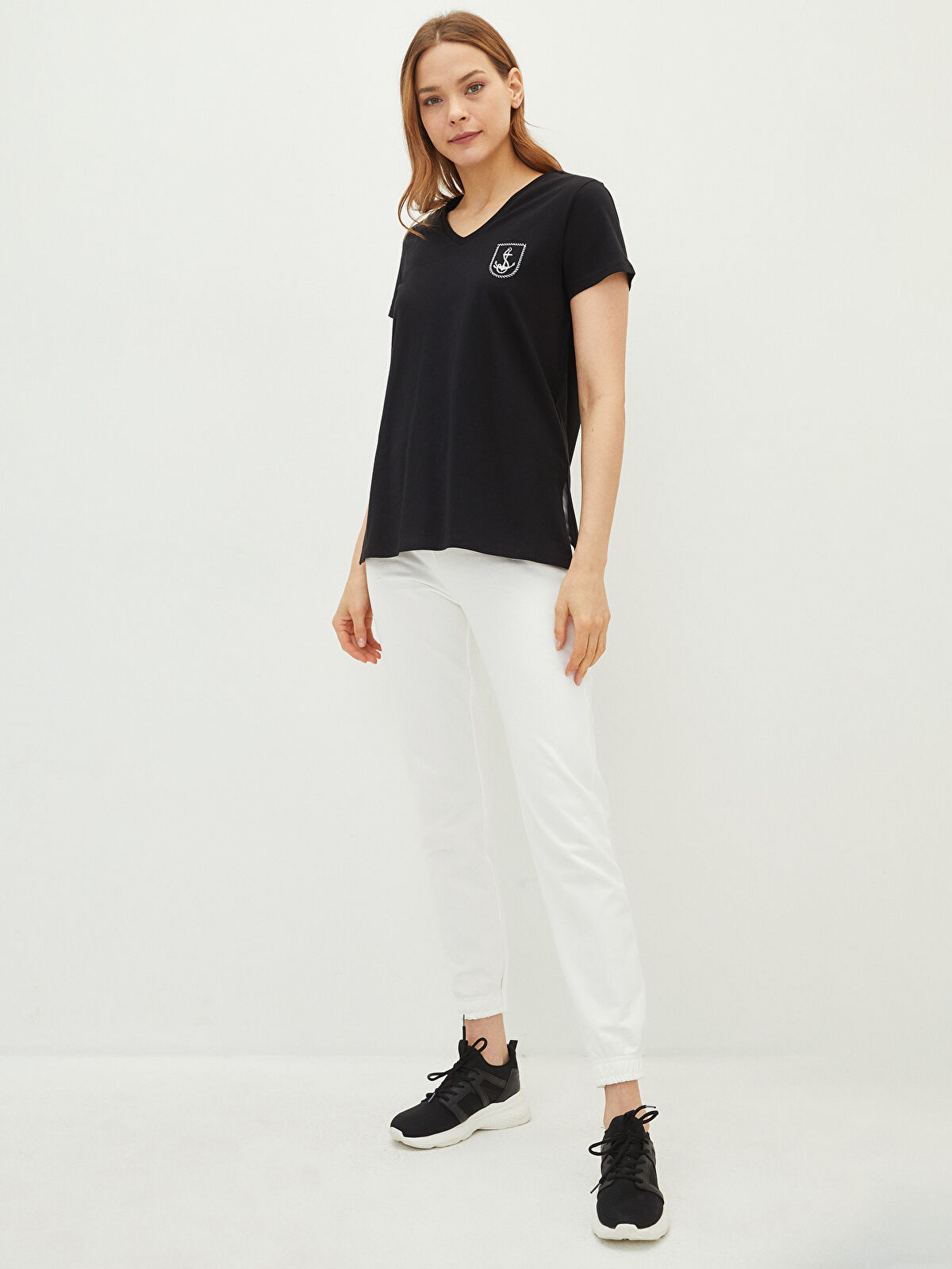 LCW CLASSIC V Yaka Nakışlı Kısa Kollu Pamuklu Kadın Tişört