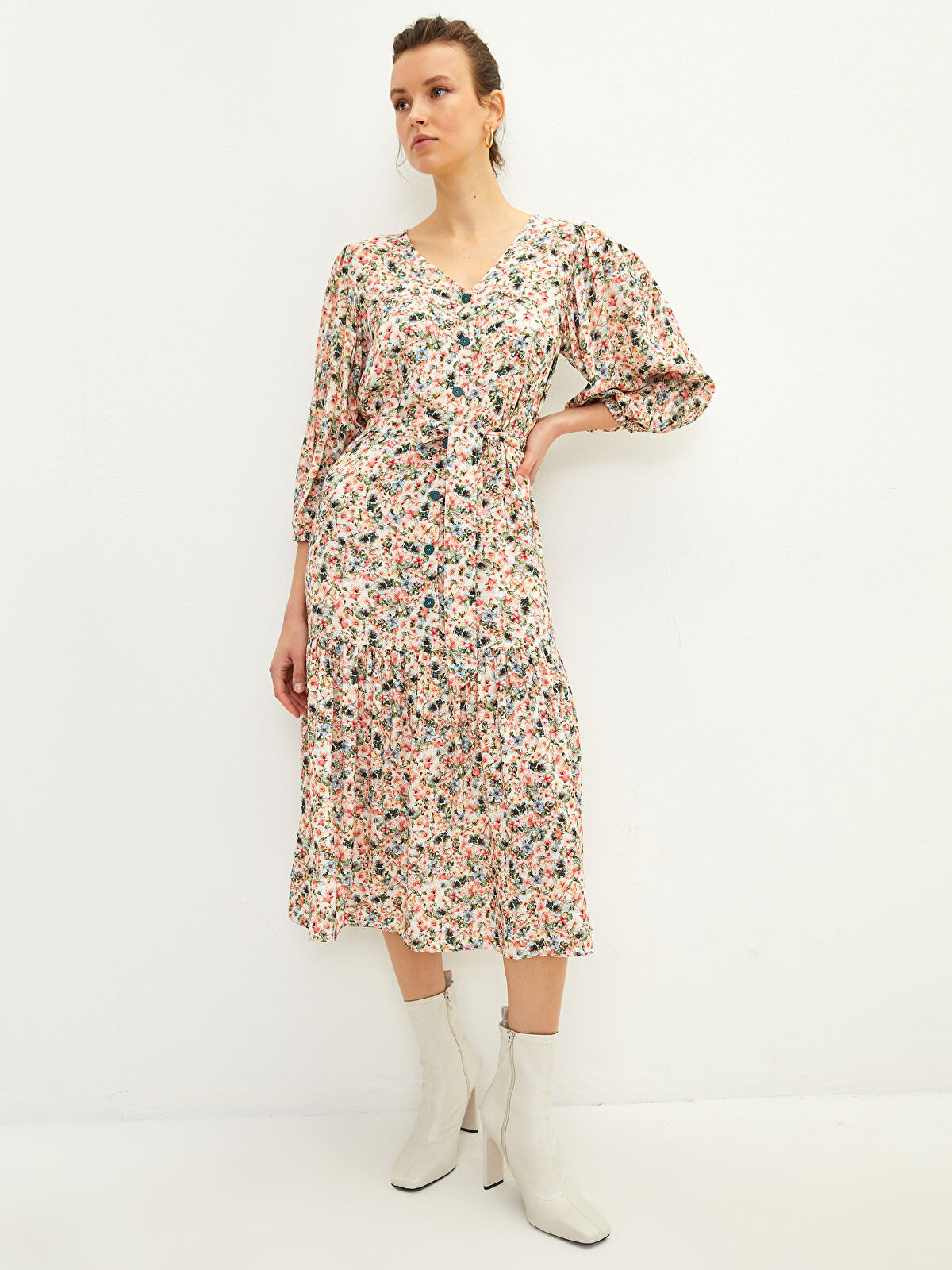 LCW CLASSIC V Yaka Puantiyeli Viskon Kadın Elbise