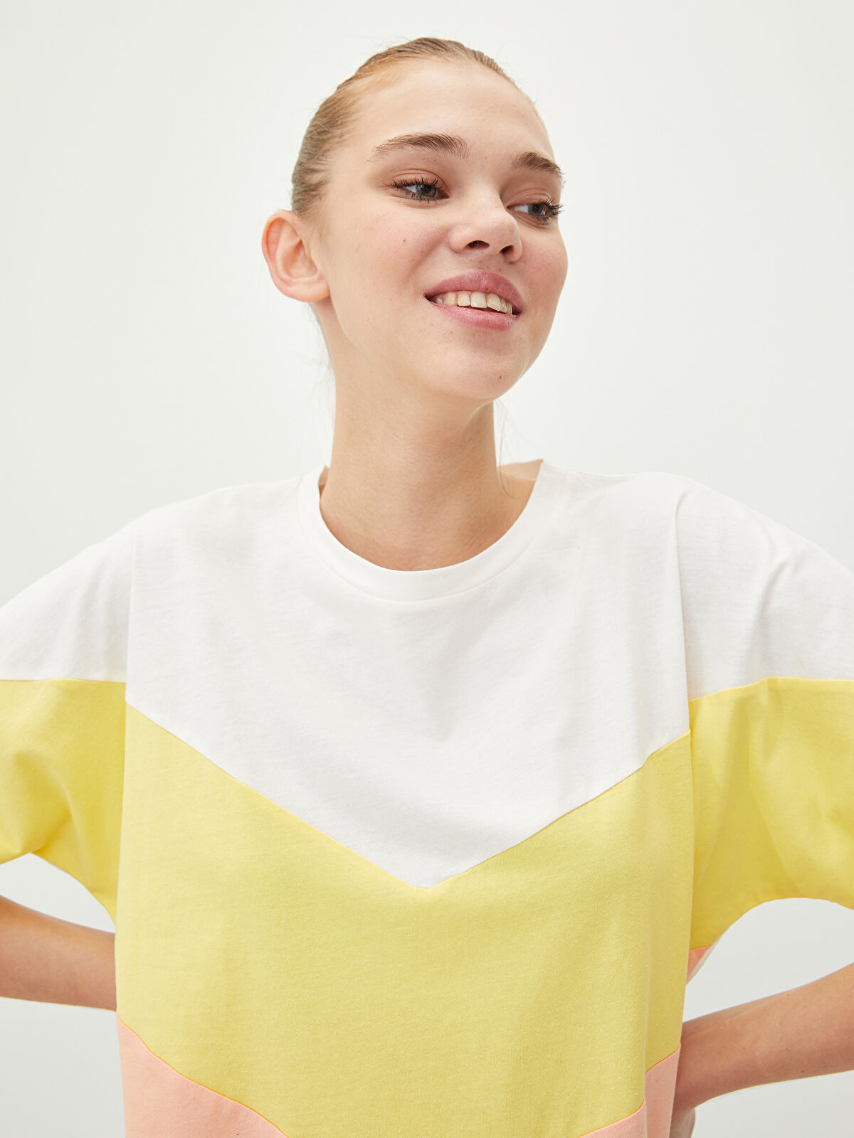 LCW CASUAL Bisiklet Yaka Renk Bloklu Kısa Kollu Pamuklu Kadın Tişört