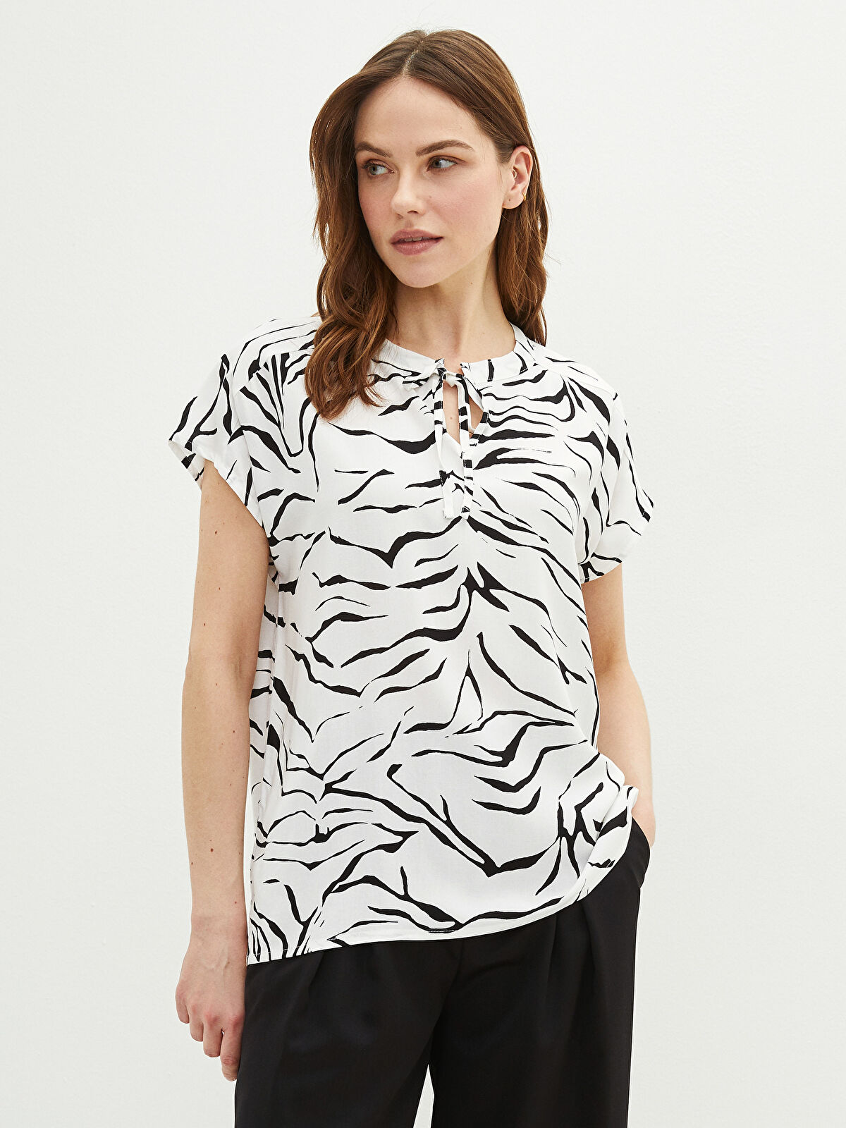 LCW CLASSIC Bağlamalı Yaka Desenli Kısa Kollu Viskon Kadın Bluz