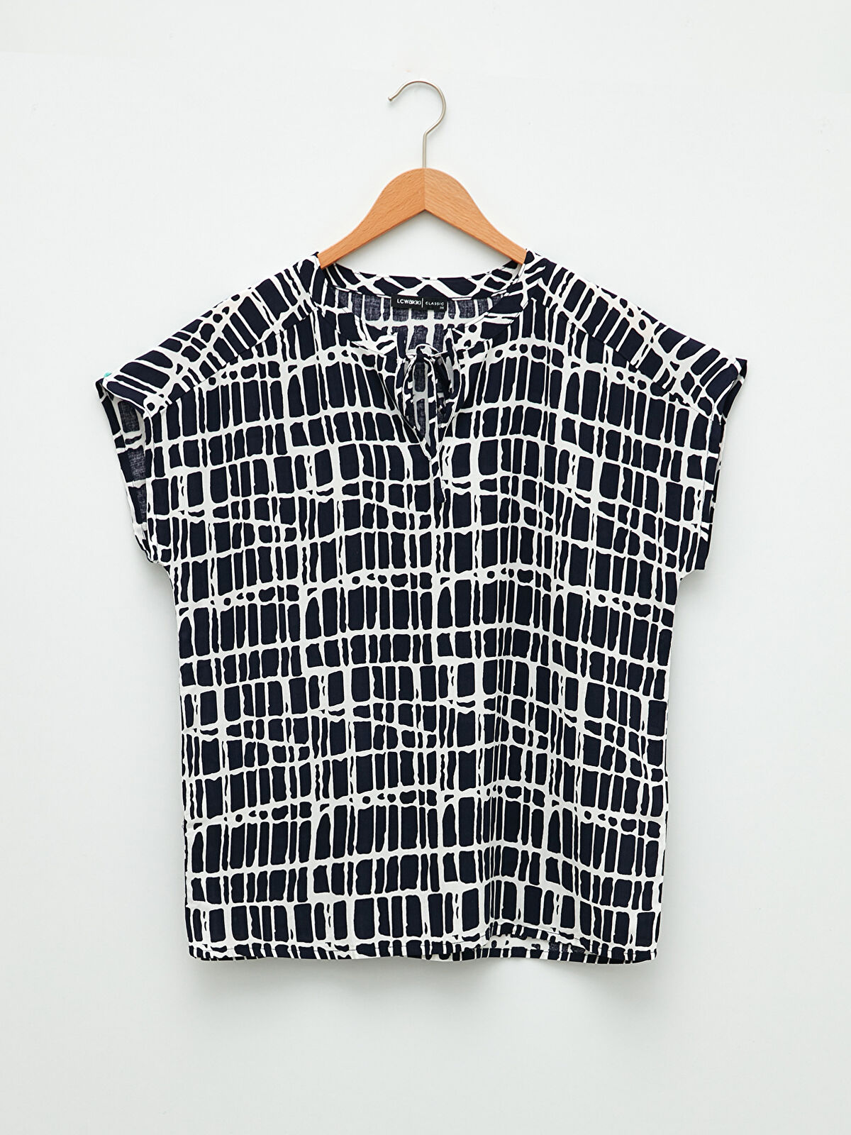 LCW CLASSIC Bağlamalı Yaka Desenli Kısa Kollu Viskon Kadın Bluz