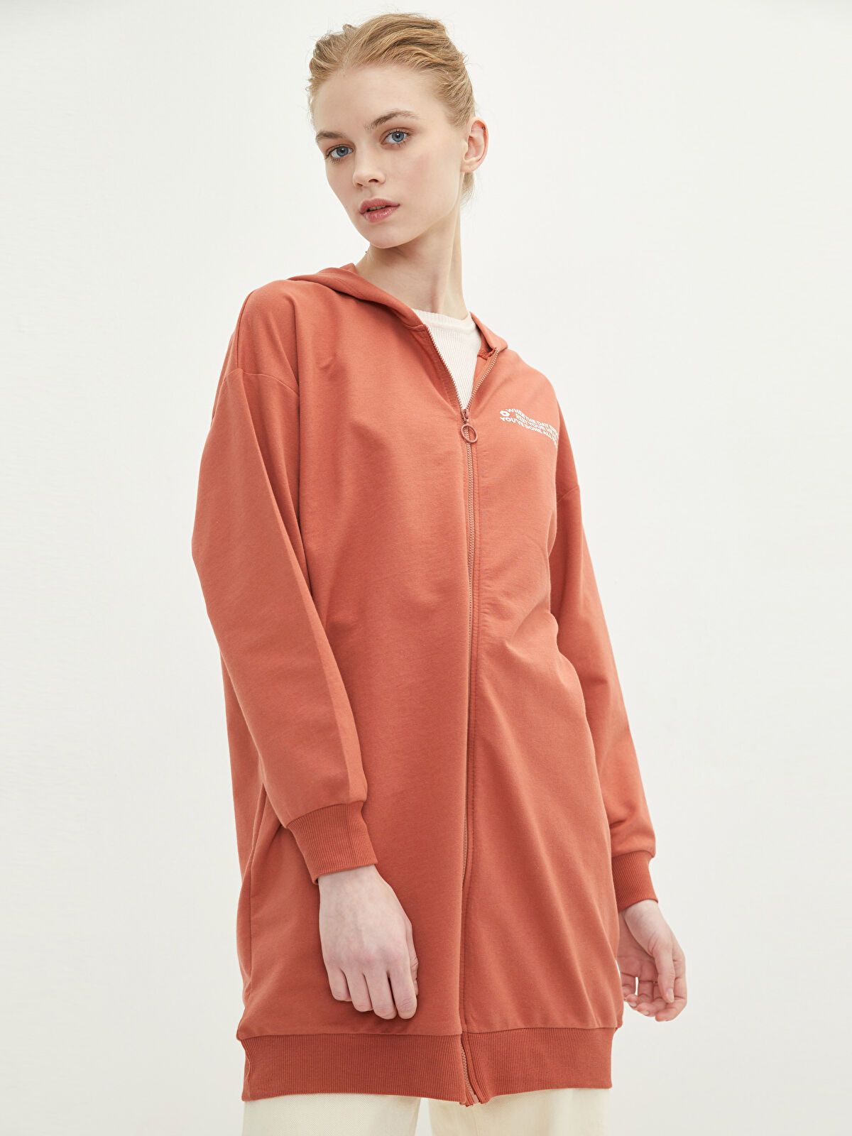 MODEST Kapüşonlu Yazı Baskılı Uzun Kollu Oversize Kadın Spor Hırka MODEST Kapüşonlu Yazı Baskılı Uzun Kollu Oversize Kadın Spor Hırka
