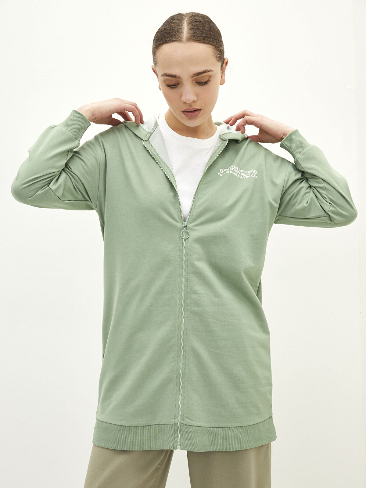 MODEST Kapüşonlu Yazı Baskılı Uzun Kollu Oversize Kadın Spor Hırka MODEST Kapüşonlu Yazı Baskılı Uzun Kollu Oversize Kadın Spor Hırka