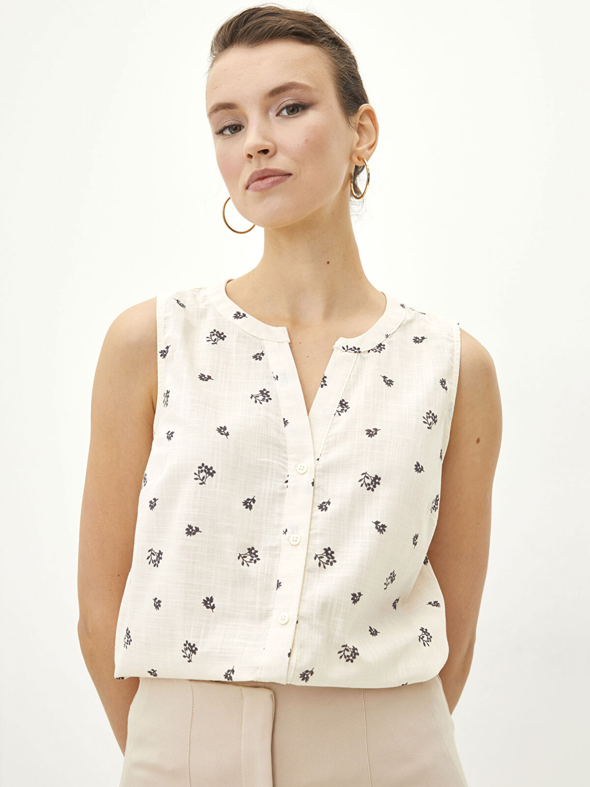 Kaçık Yaka Çiçekli Kolsuz Poplin Kadın Bluz