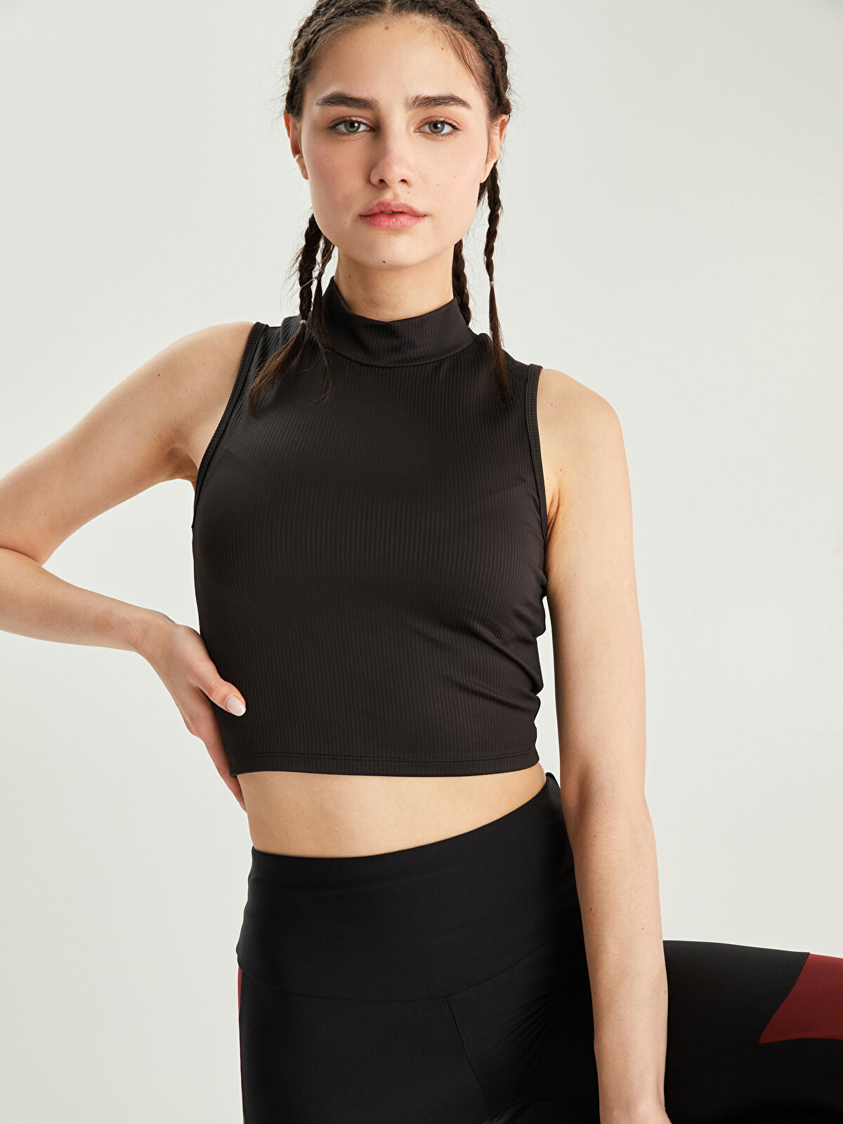 LCW ACTIVE Yarım Balıkçı Yaka Düz Kolsuz Crop Kadın Tişört LCW ACTIVE Yarım Balıkçı Yaka Düz Kolsuz Crop Kadın Tişört