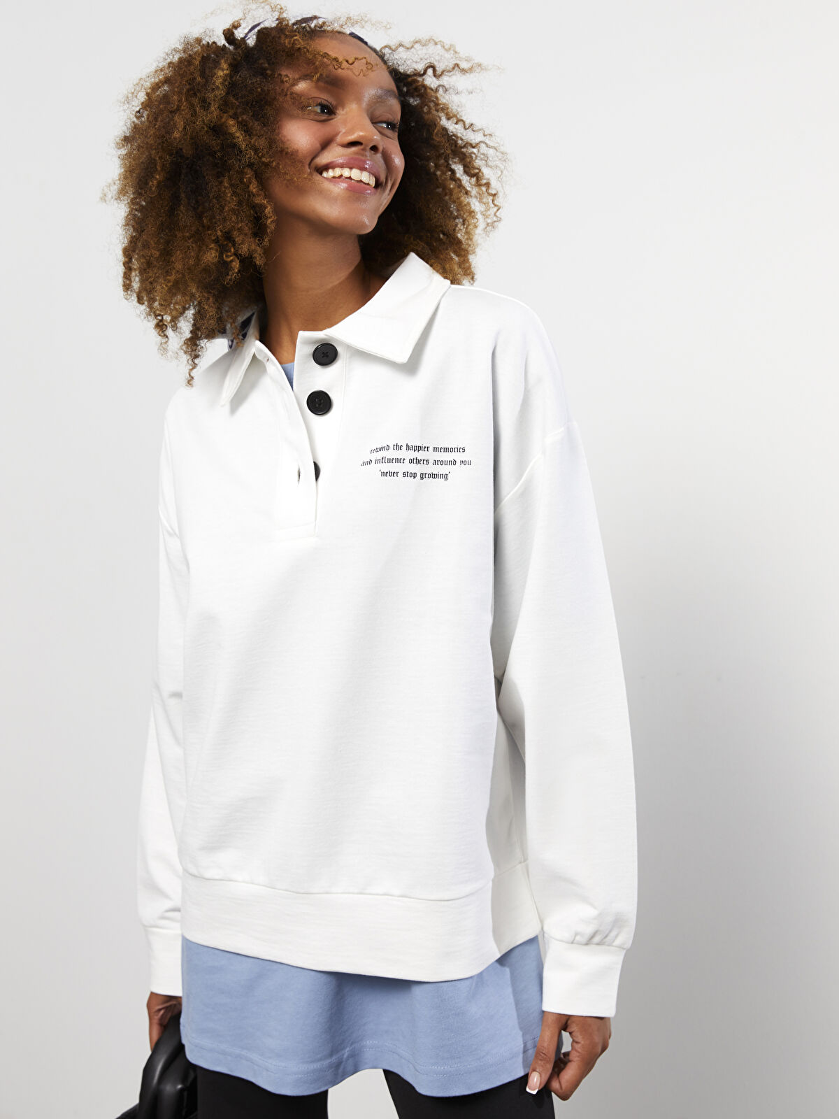 LCW CASUAL Polo Yaka Yazı Baskılı Uzun Kollu Kadın Sweatshirt