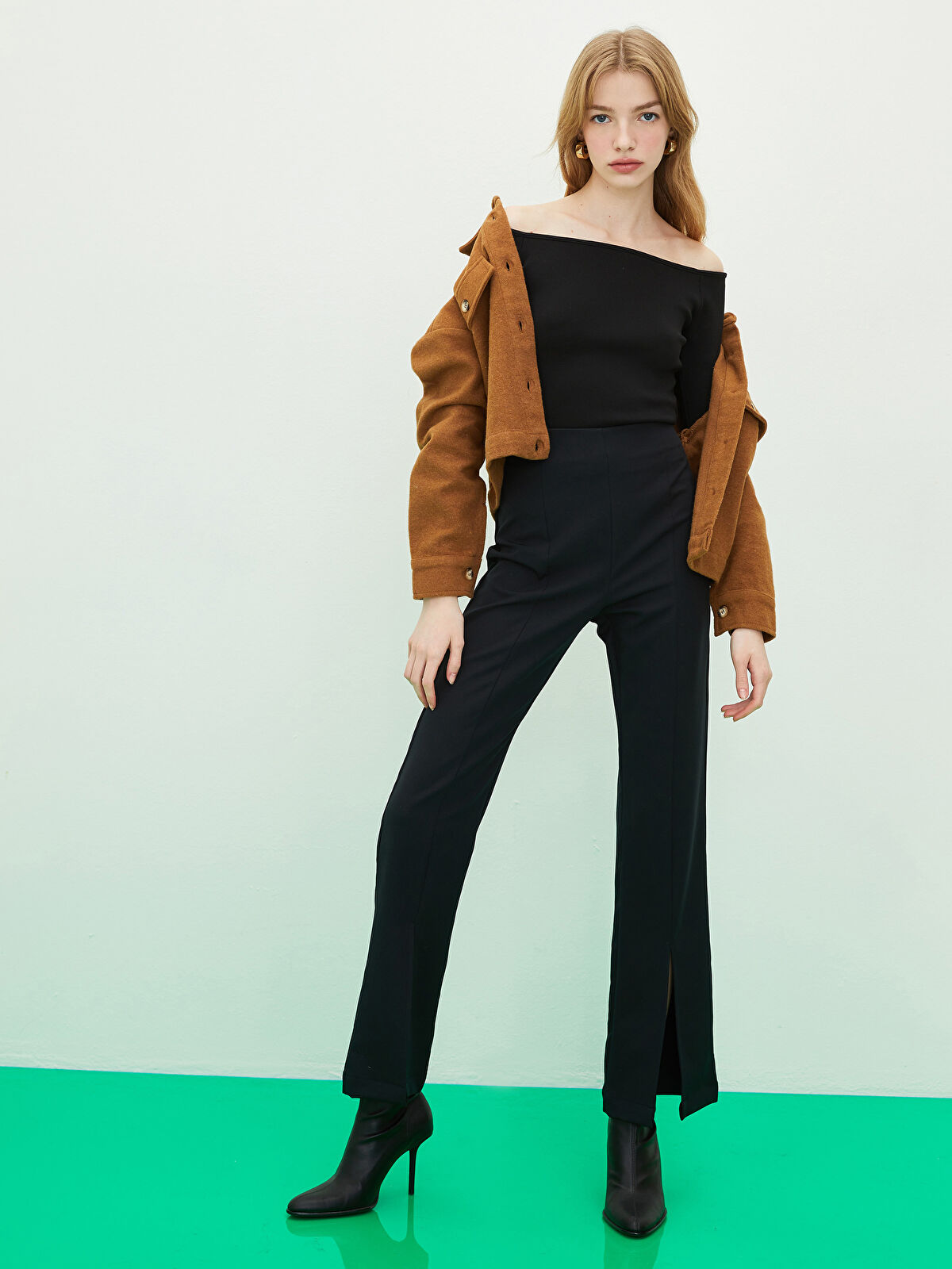 LCW LIMITED Beli Fermuarlı Dar Fit Düz Yırtmaç Detaylı Kadın Pantolon LCW LIMITED Beli Fermuarlı Dar Fit Düz Yırtmaç Detaylı Kadın Pantolon