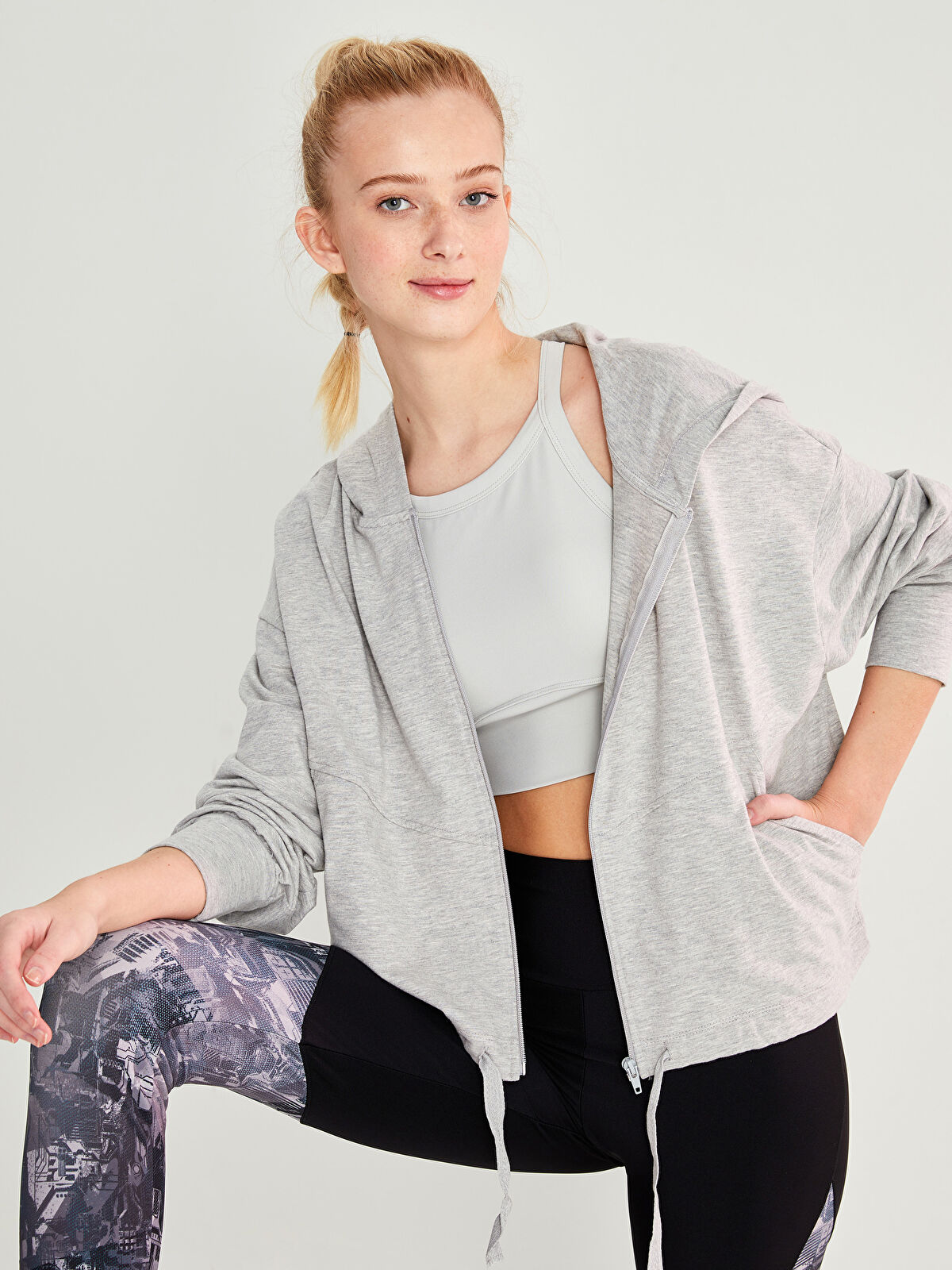 LCW ACTIVE Kapüşonlu Düz Uzun Kollu Oversize Kadın Spor Hırka LCW ACTIVE Kapüşonlu Düz Uzun Kollu Oversize Kadın Spor Hırka