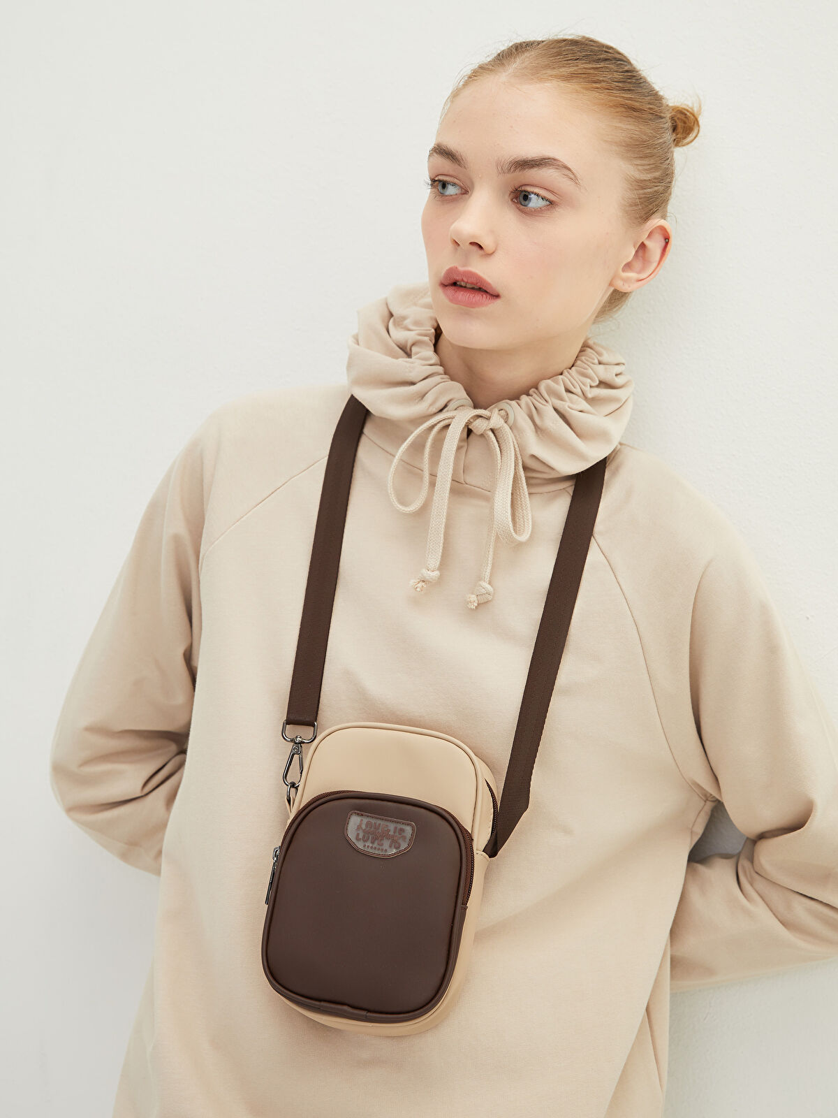 Paraşüt Kumaş Etiket Baskılı Kadın Telefon Çantası