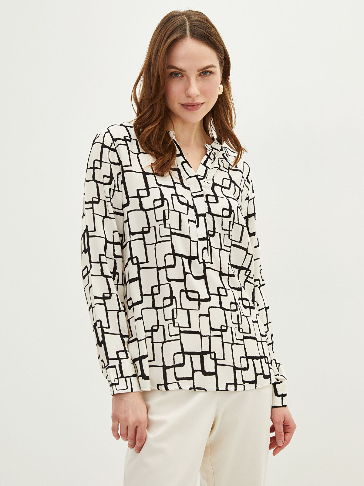 LCW CLASSIC Kaçık Yaka Desenli Uzun Kollu Viskon Kadın Bluz