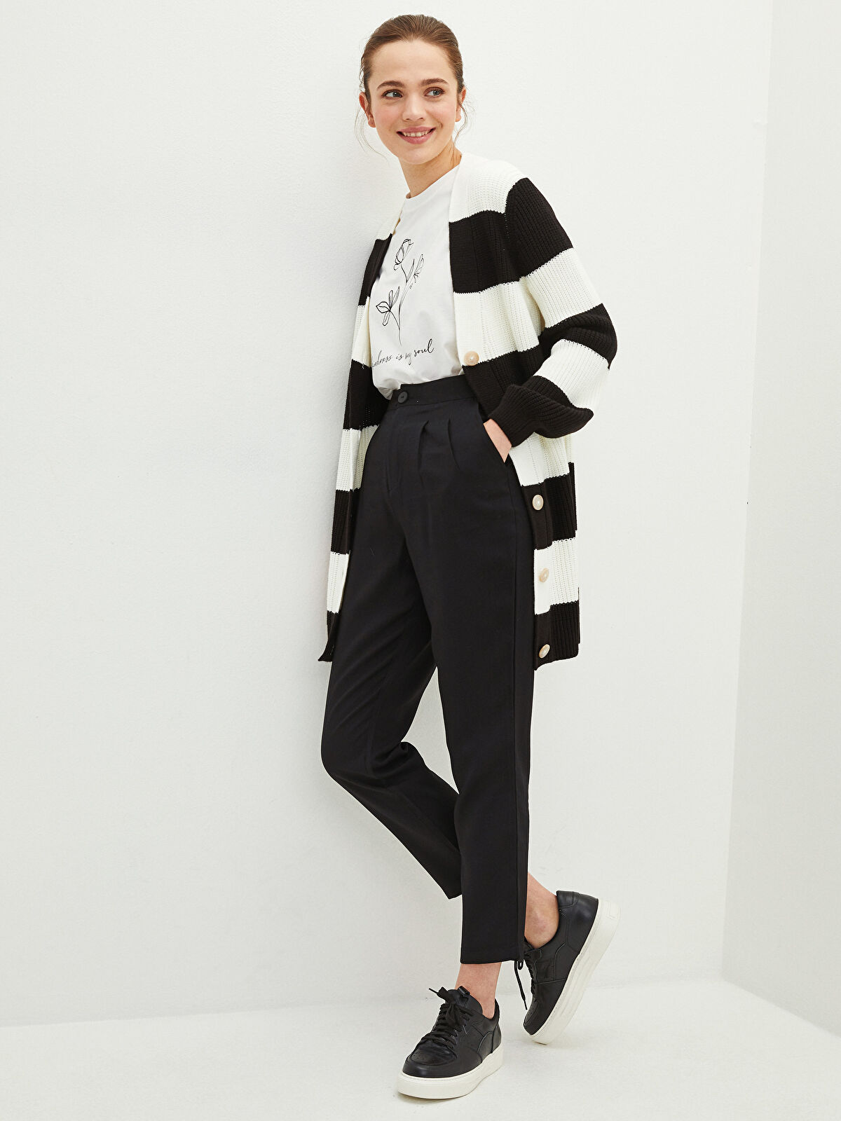 MODEST Rahat Kalıp Düz Cep Detaylı Dobby Kumaş Kadın Pantolon MODEST Rahat Kalıp Düz Cep Detaylı Dobby Kumaş Kadın Pantolon