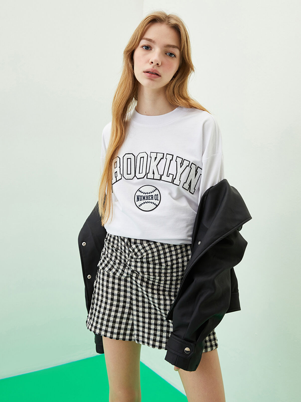 LCW LIMITED Bisiklet Yaka Nakışlı Uzun Kollu Kadın Sweatshirt