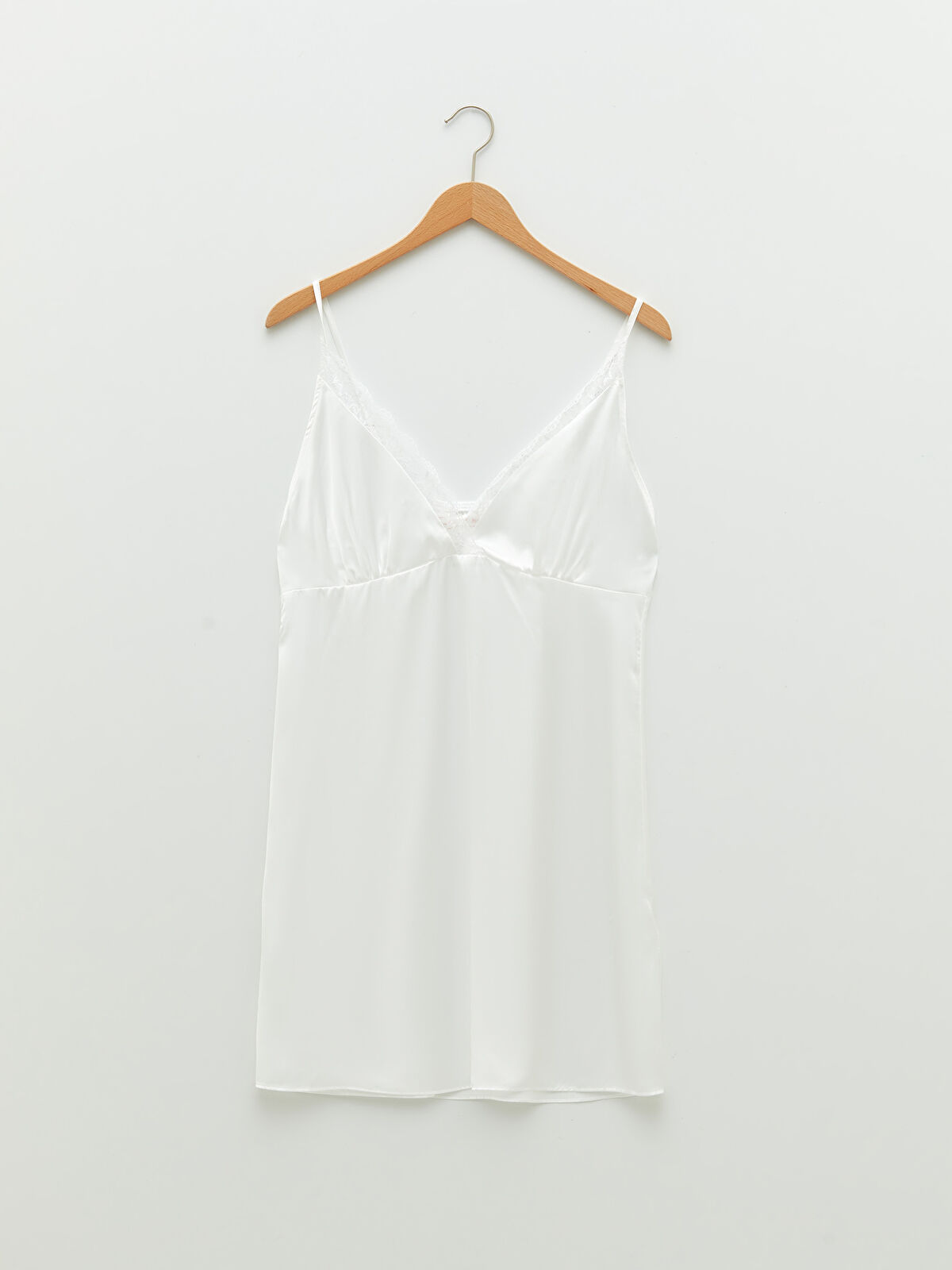 LCW DREAM V Yaka Nakışlı Askılı Saten Kadın Gecelik