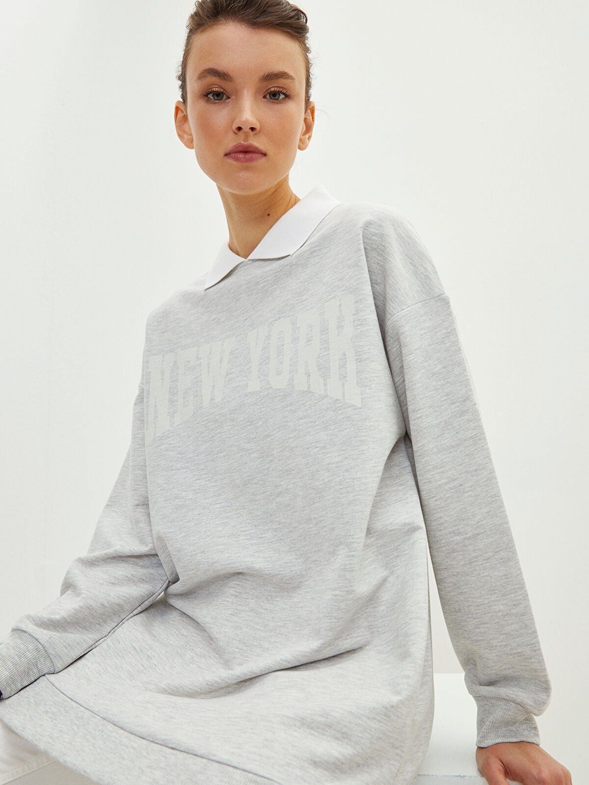 MODEST Polo Yaka Yazı Baskılı Uzun Kollu Kadın Sweatshirt Tunik