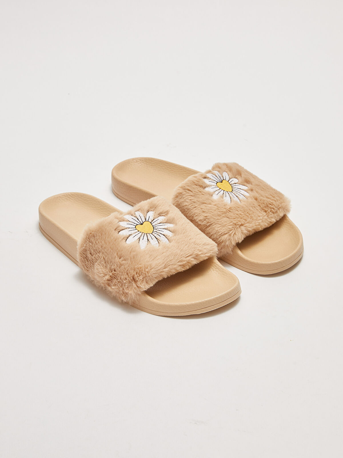 Tek Bantlı Nakış Detaylı Kadın Ev Terliği