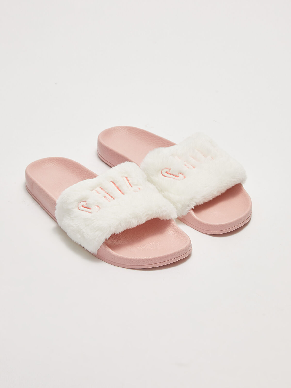 Tek Bantlı Nakış Detaylı Kadın Ev Terliği