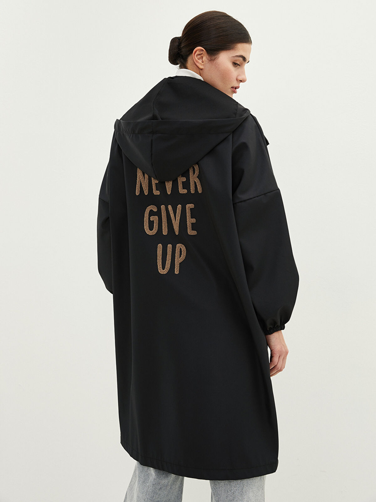 MODEST Kapüşonlu Düz Uzun Kollu Cep Detaylı İnce Kadın Mont