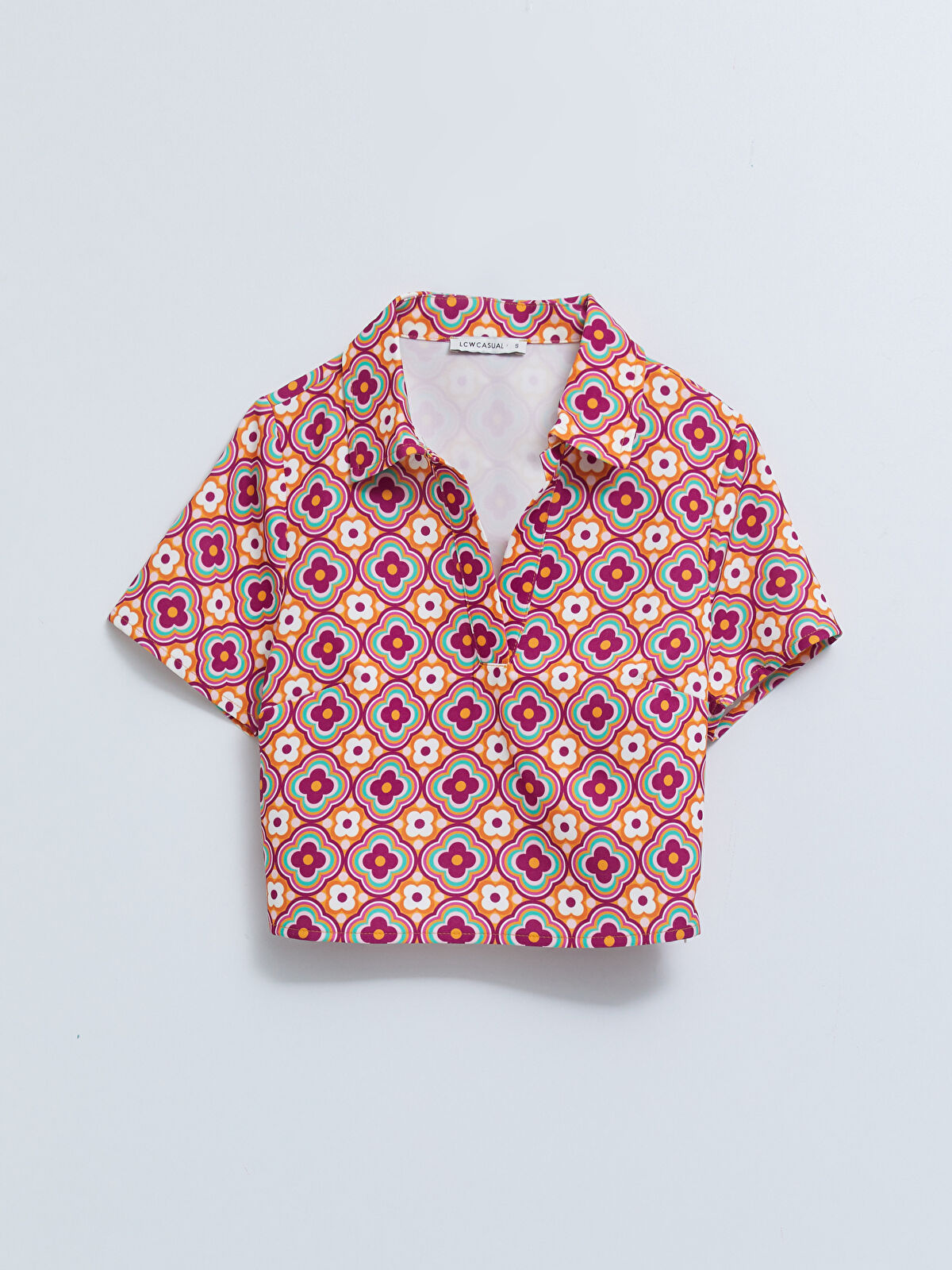 LCW CASUAL Polo Yaka Desenli Kısa Kollu Crop Krep Kadın Bluz