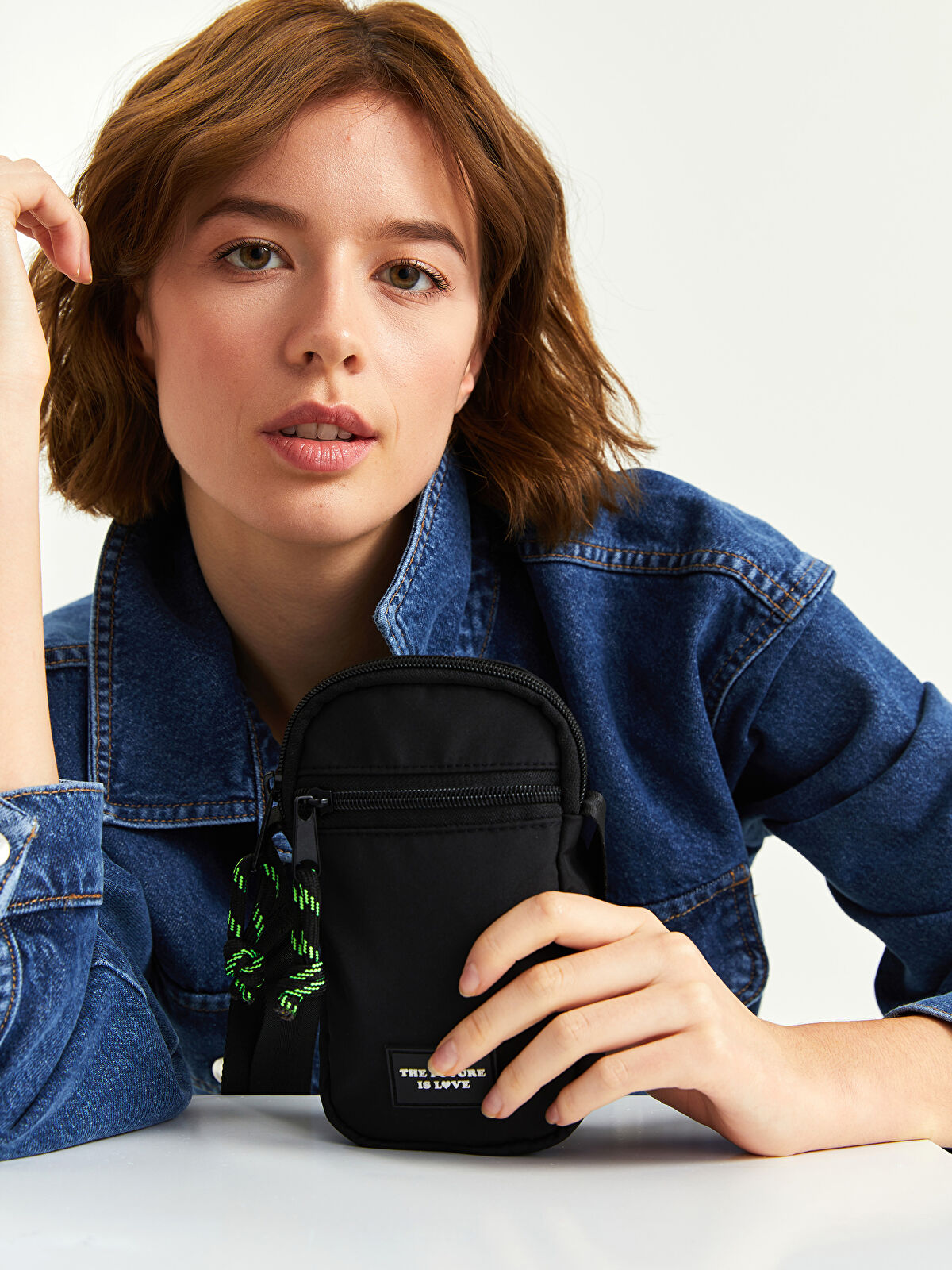 Ayarlanabilir Askılı Etiket Baskılı Çapraz Askılı Kadın Telefon Çantası Ayarlanabilir Askılı Etiket Baskılı Çapraz Askılı Kadın Telefon Çantası