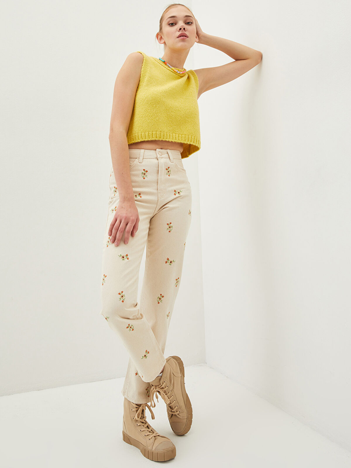 Yüksek Bel Standart Fit Nakışlı Cep Detaylı Kadın Jean Pantolon