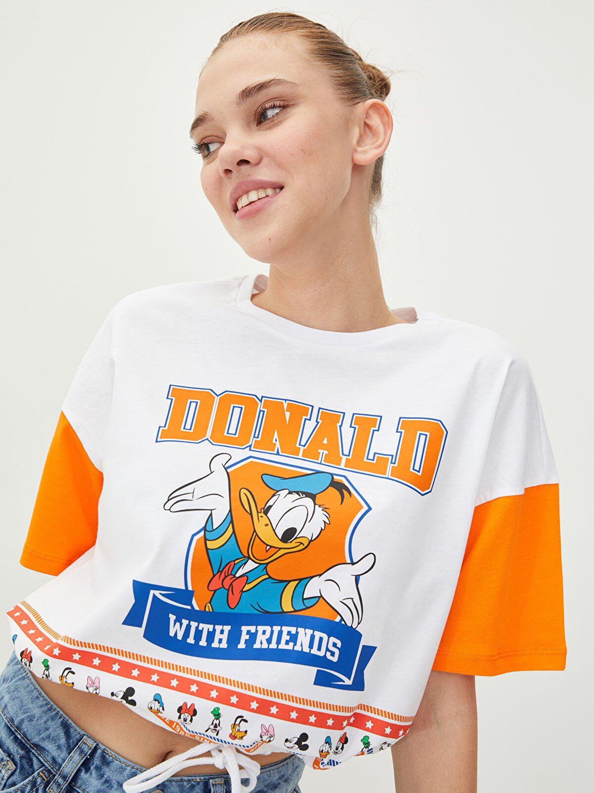 LCW CASUAL Bisiklet Yaka Donald Duck Baskılı Kısa Kollu Pamuklu Kadın Tişört