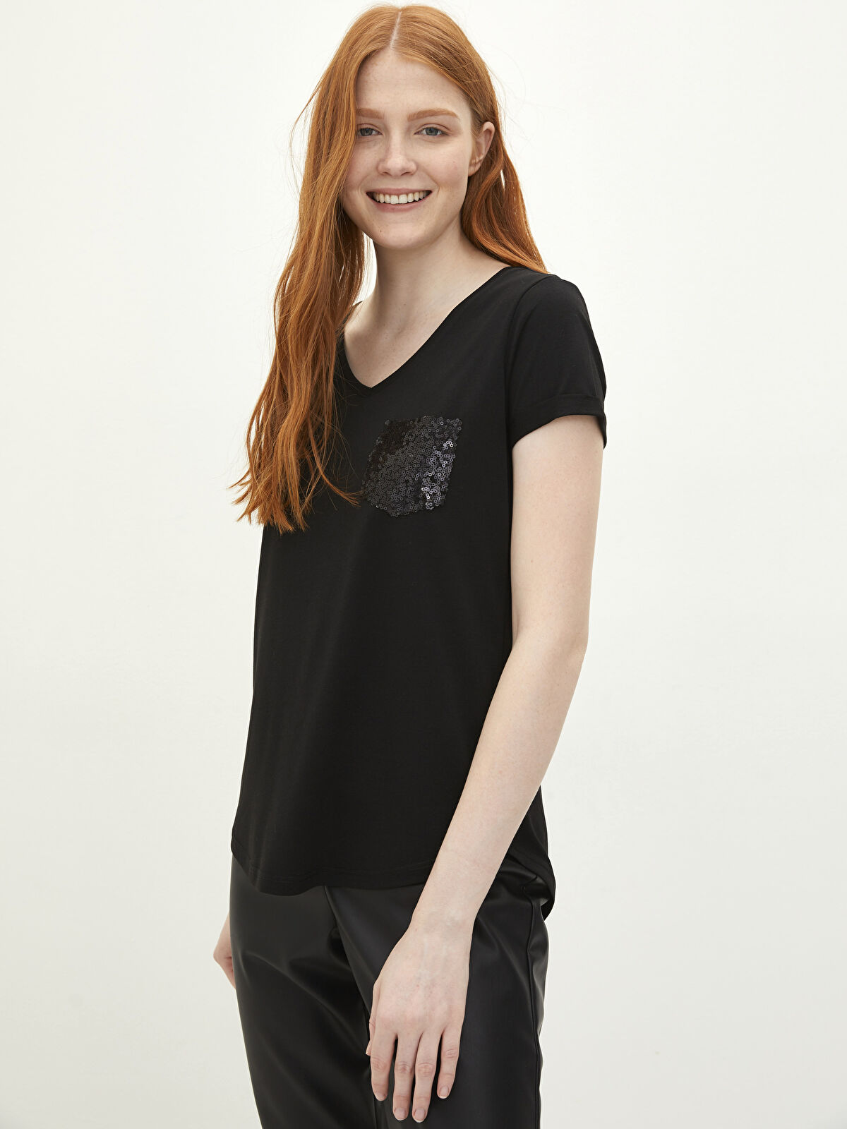 LCW CASUAL V Yaka Pul Payet Detaylı Kısa Kollu Kadın Tişört