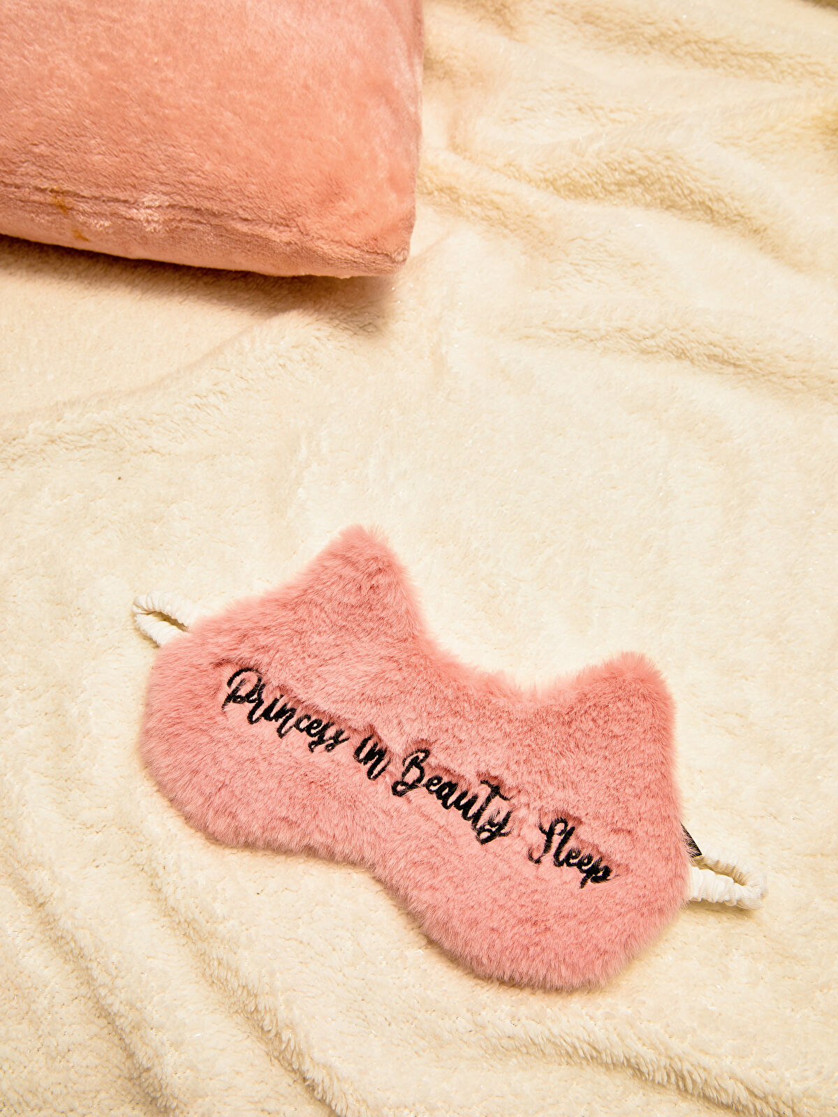 Yazı Nakışlı Pelüş Kadın Uyku Maskesi