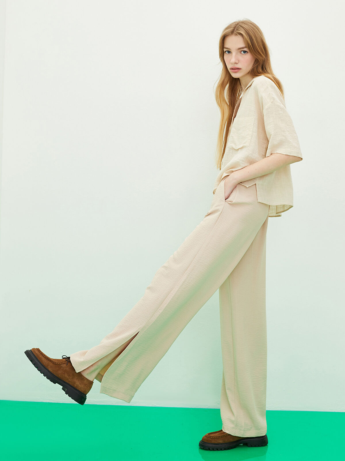 LCW LIMITED Beli Lastikli Düz Paçası Yırtmaç Detaylı Kadın Pantolon