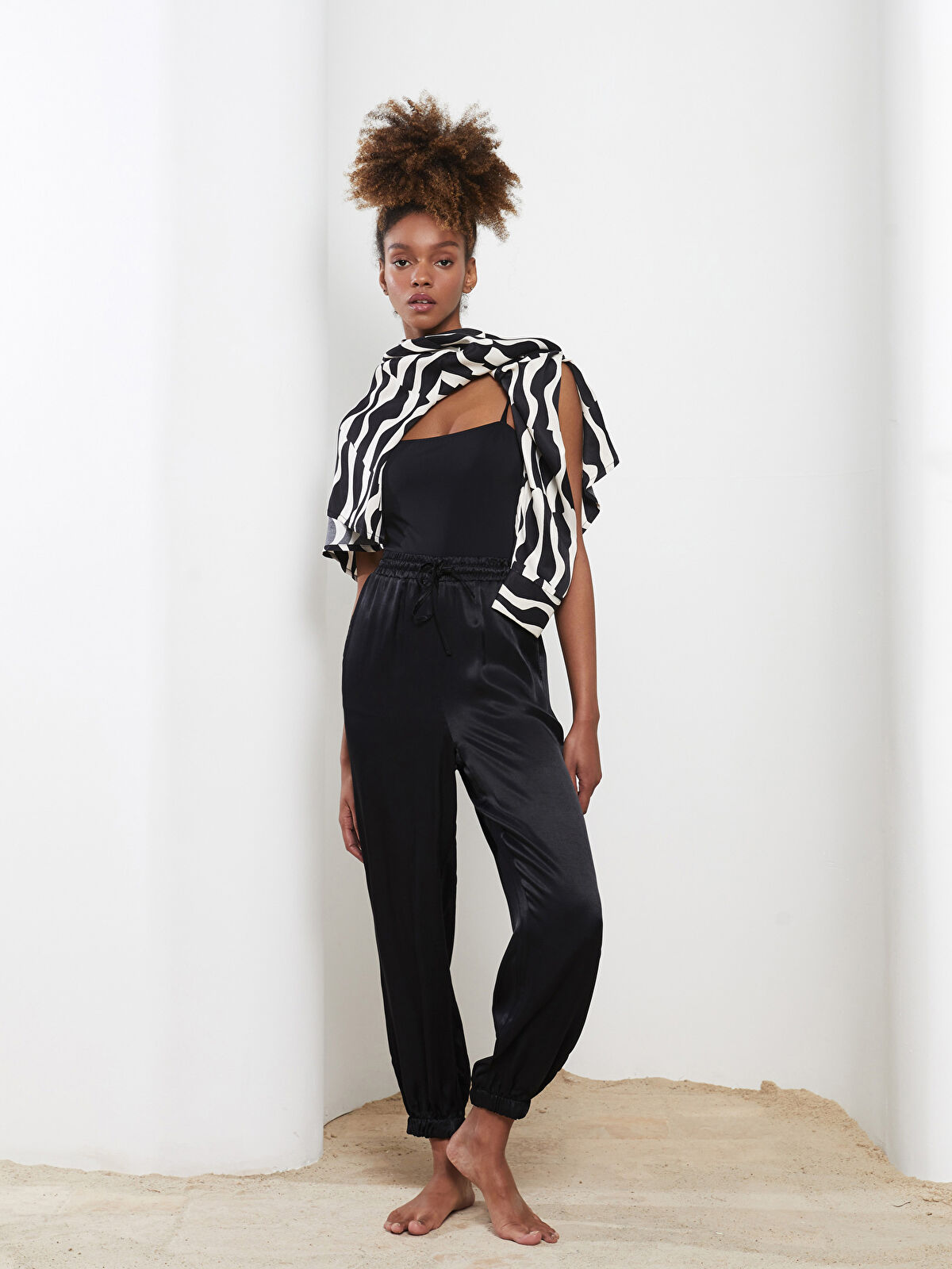 LCW CASUAL Beli Lastikli Rahat Kalıp Cep Detaylı Saten Kadın Jogger Pantolon LCW CASUAL Beli Lastikli Rahat Kalıp Cep Detaylı Saten Kadın Jogger Pantolon