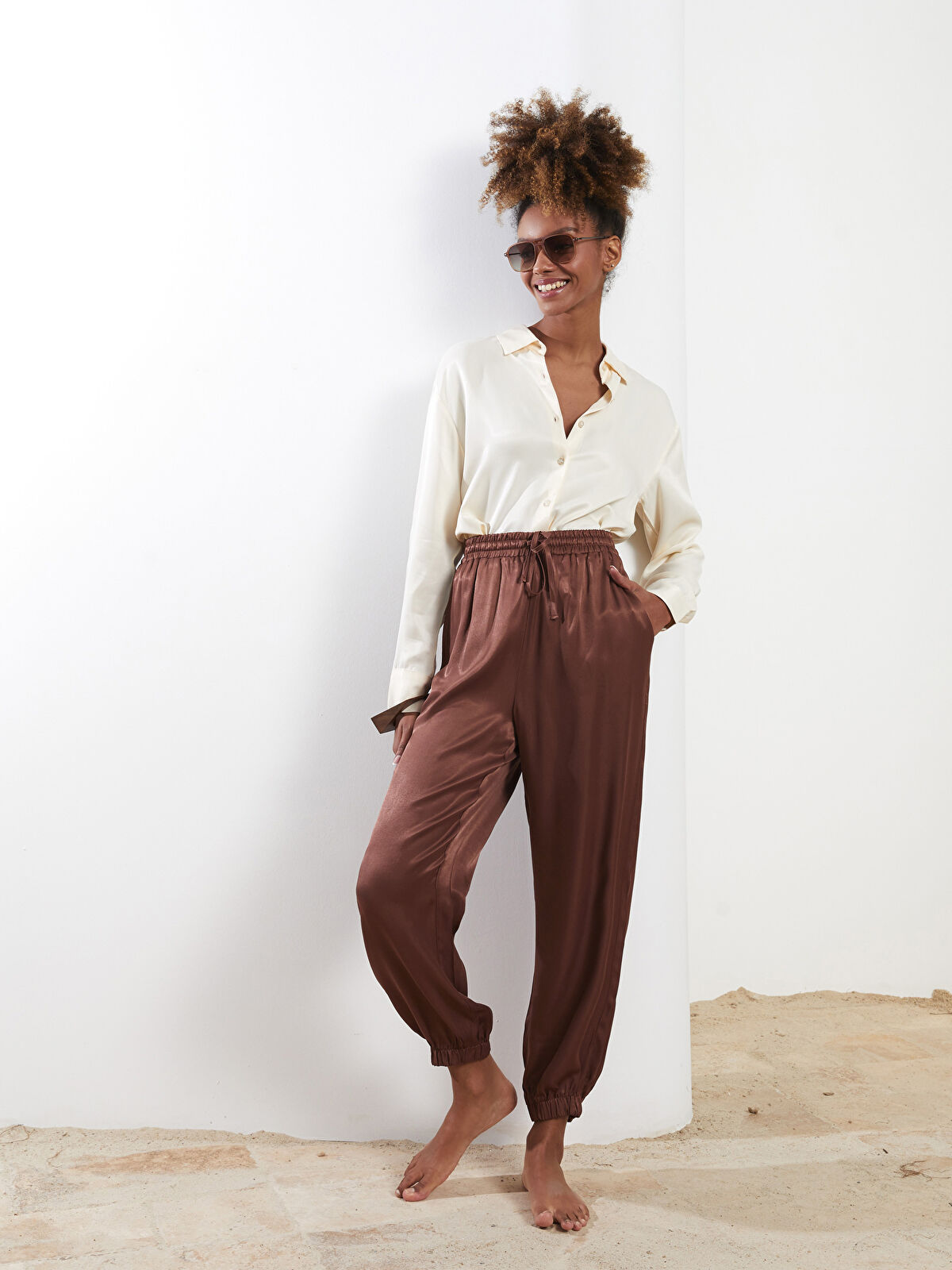 LCW CASUAL Beli Lastikli Rahat Kalıp Cep Detaylı Saten Kadın Jogger Pantolon LCW CASUAL Beli Lastikli Rahat Kalıp Cep Detaylı Saten Kadın Jogger Pantolon