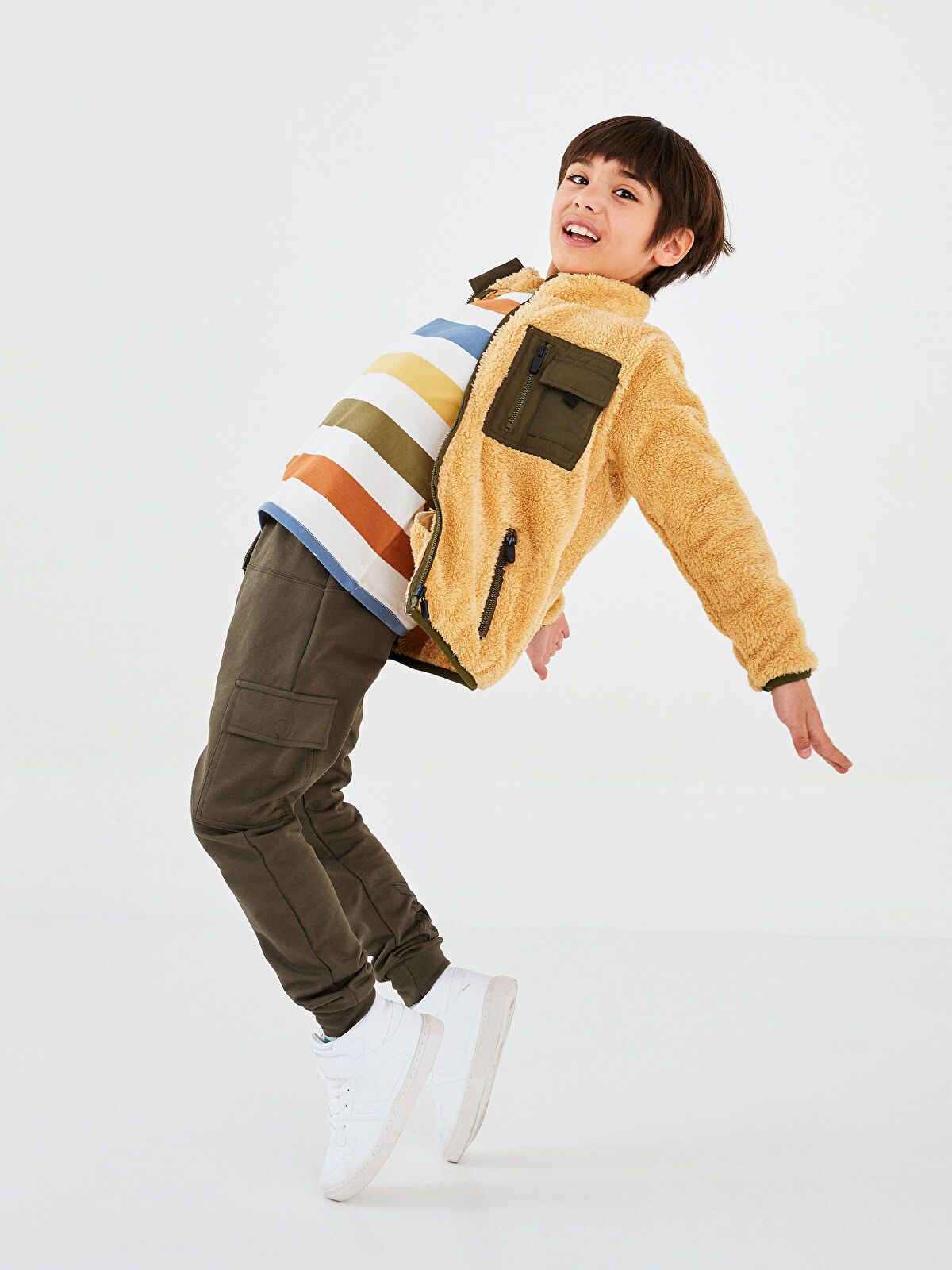 Dik Yaka Uzun Kollu Pelüş Erkek Çocuk Fermuarlı Sweatshirt