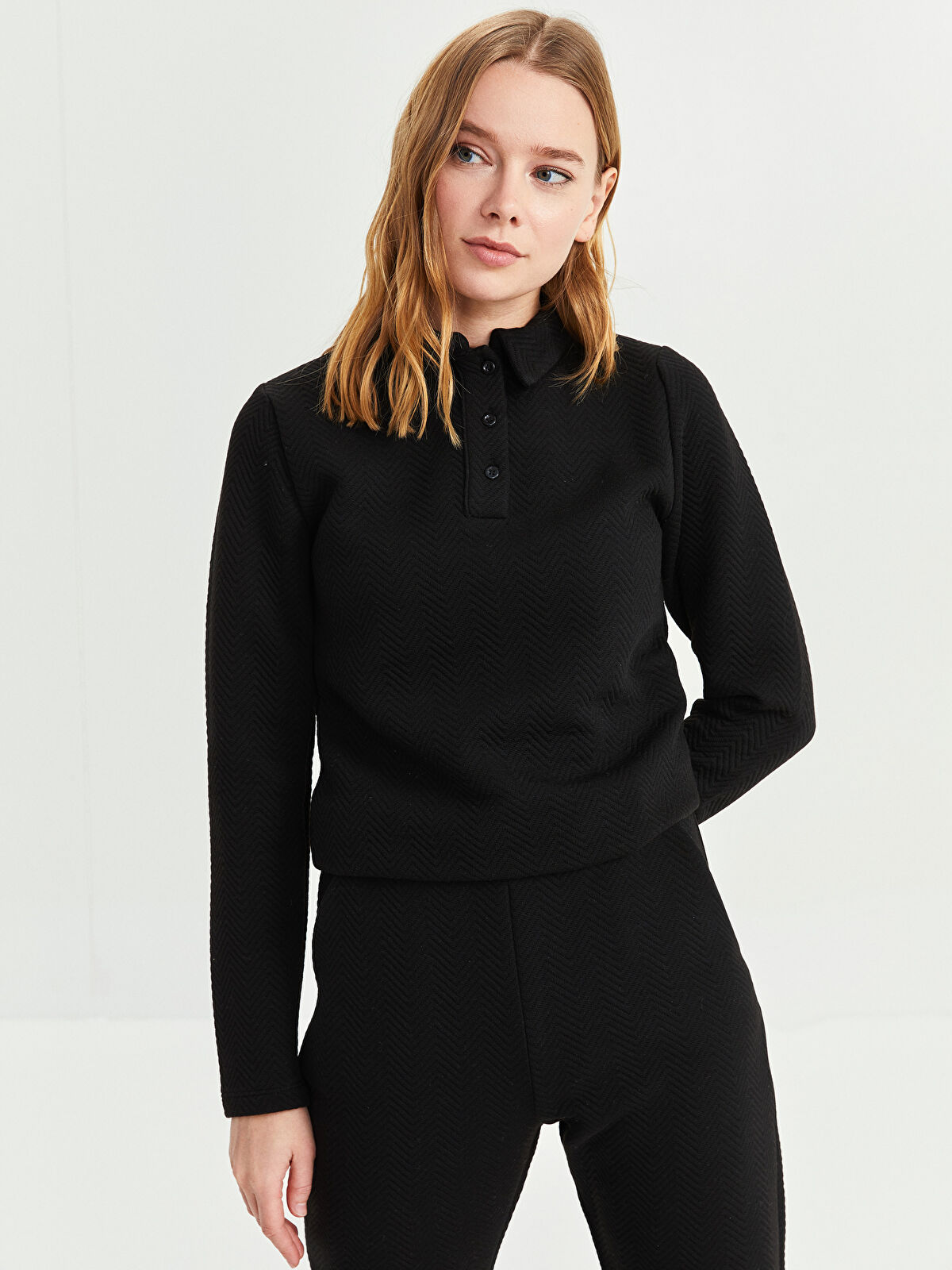 Busem Polo Yaka Kendinden Desenli Uzun Kollu Kadın Tişört