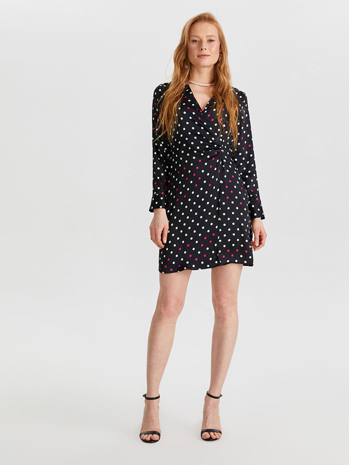 %18,2 Oranında Fuşya Puantiyeli Siyah Elbise