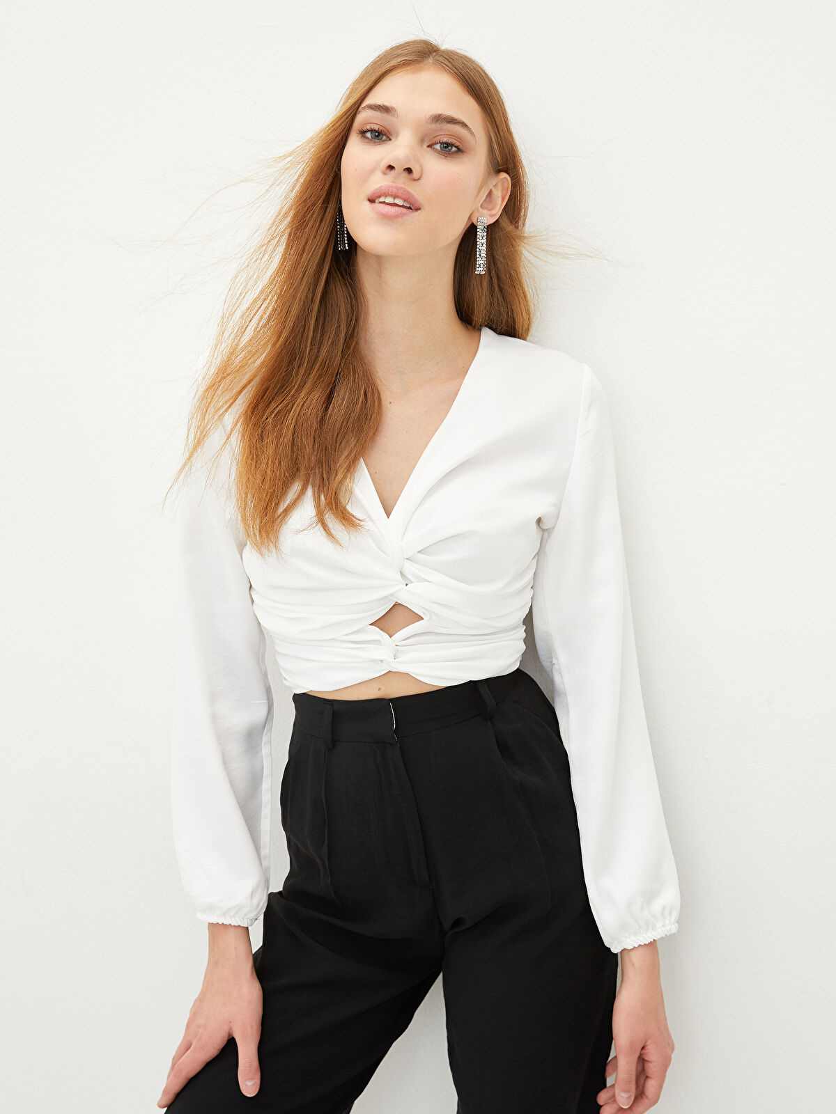 QUZU V Yaka Düz Büzgülü Pencere Detaylı Uzun Kollu Kadın Bluz