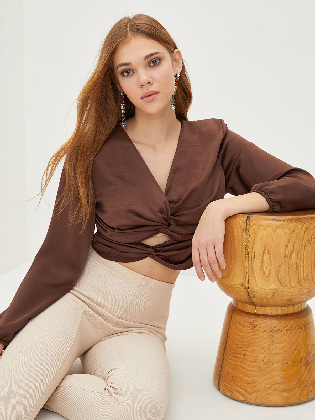 QUZU V Yaka Düz Büzgülü Pencere Detaylı Uzun Kollu Kadın Bluz