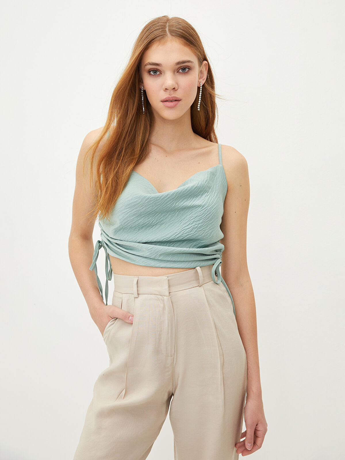 QUZU Dökümlü Yaka Düz Büzgü Detaylı Askılı Kadın Bluz