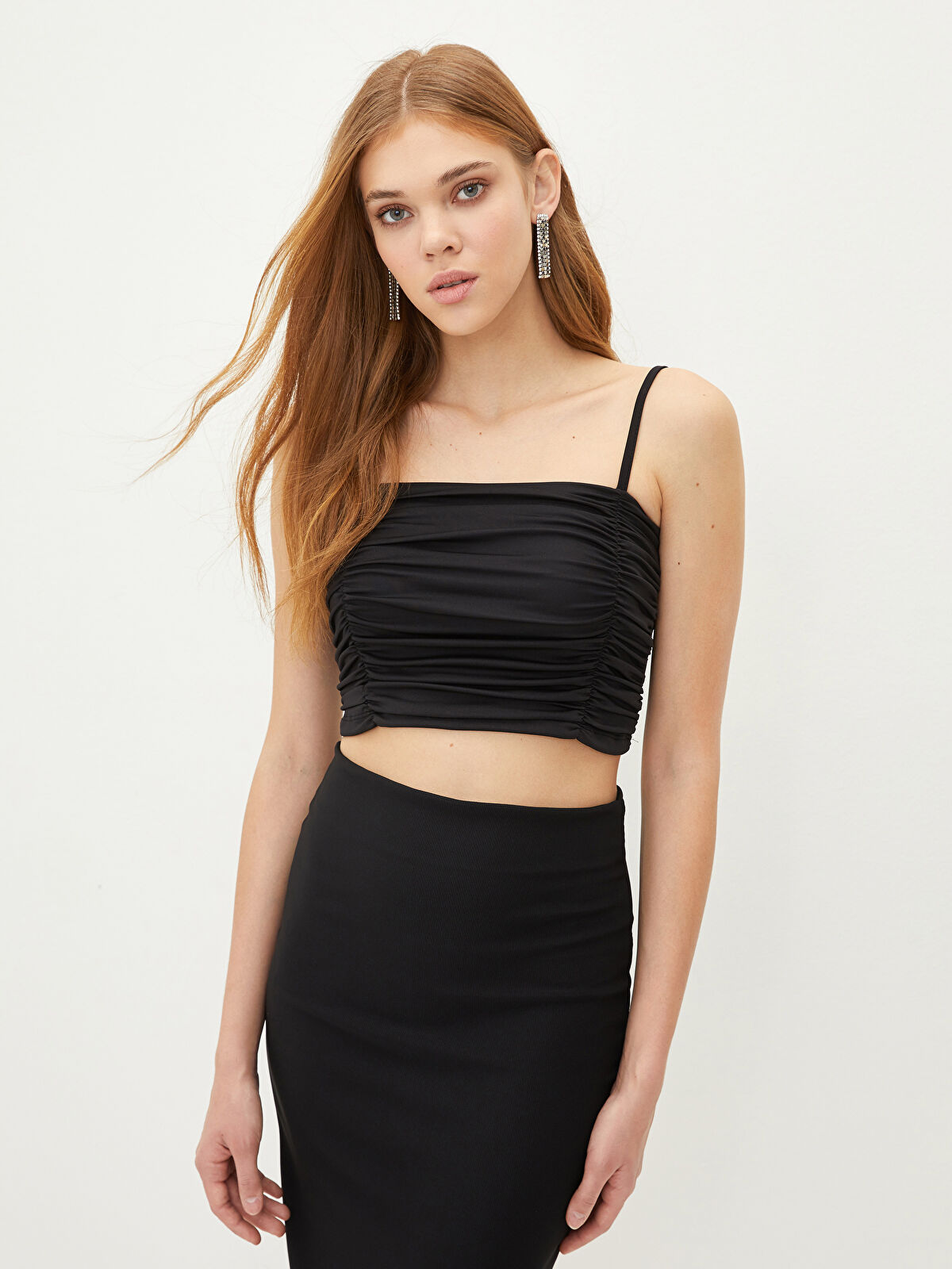 QUZU Kare Yaka Büzgü Detaylı Askılı Kadın Bluz