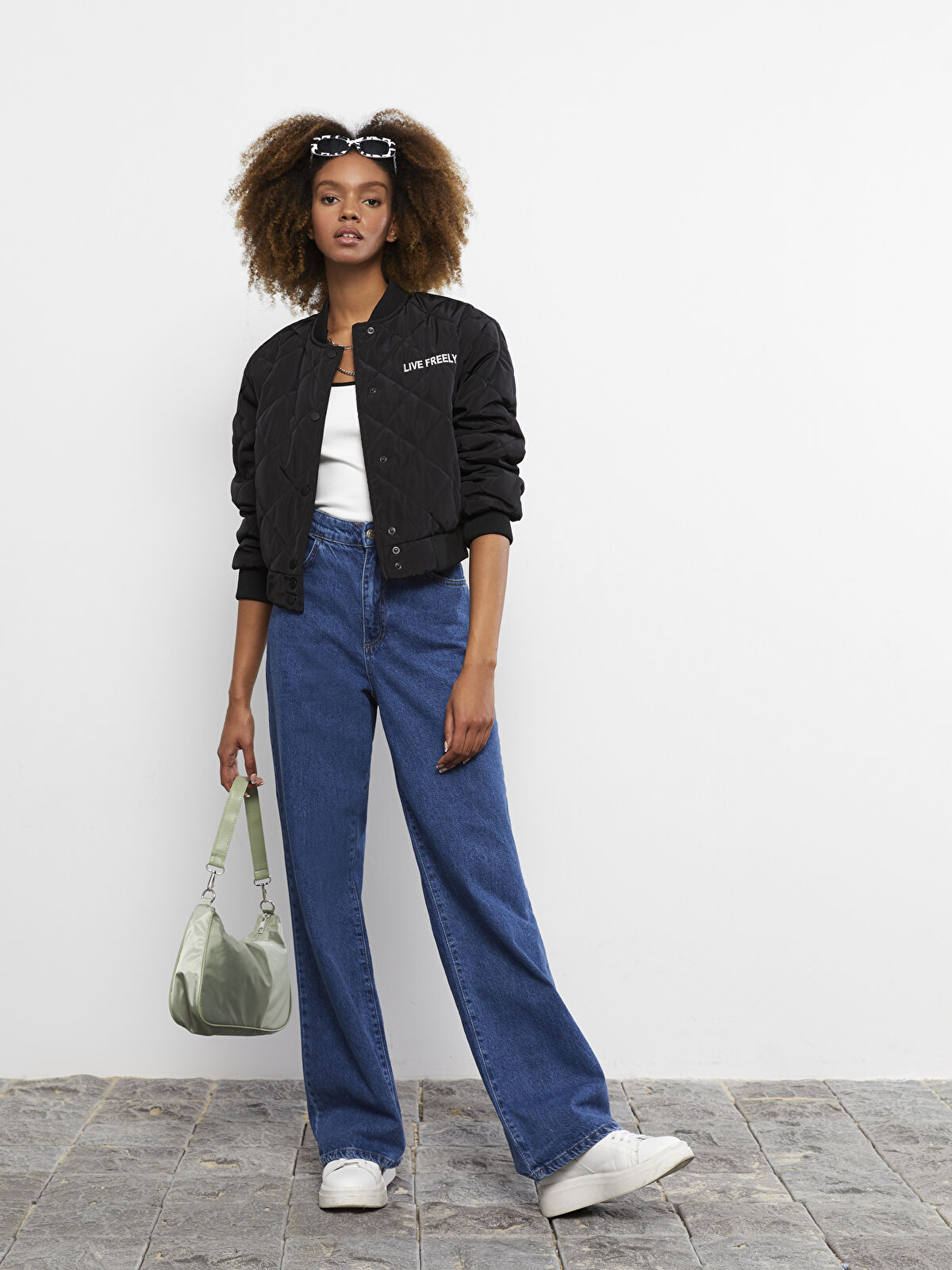 LCW CASUAL Kolej Yaka Uzun Kollu Yazı Baskılı Kadın Şişme Mont LCW CASUAL Kolej Yaka Uzun Kollu Yazı Baskılı Kadın Şişme Mont